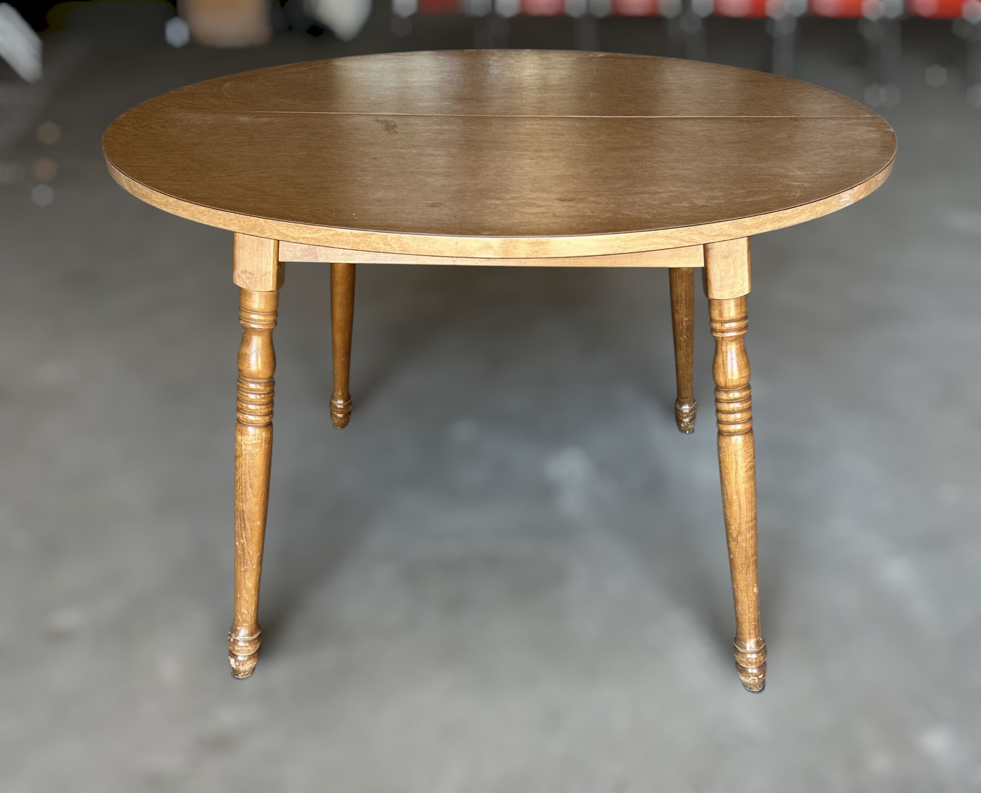 Mid-Century American Round Maple Dining Table #23379 | Auctionninja.com