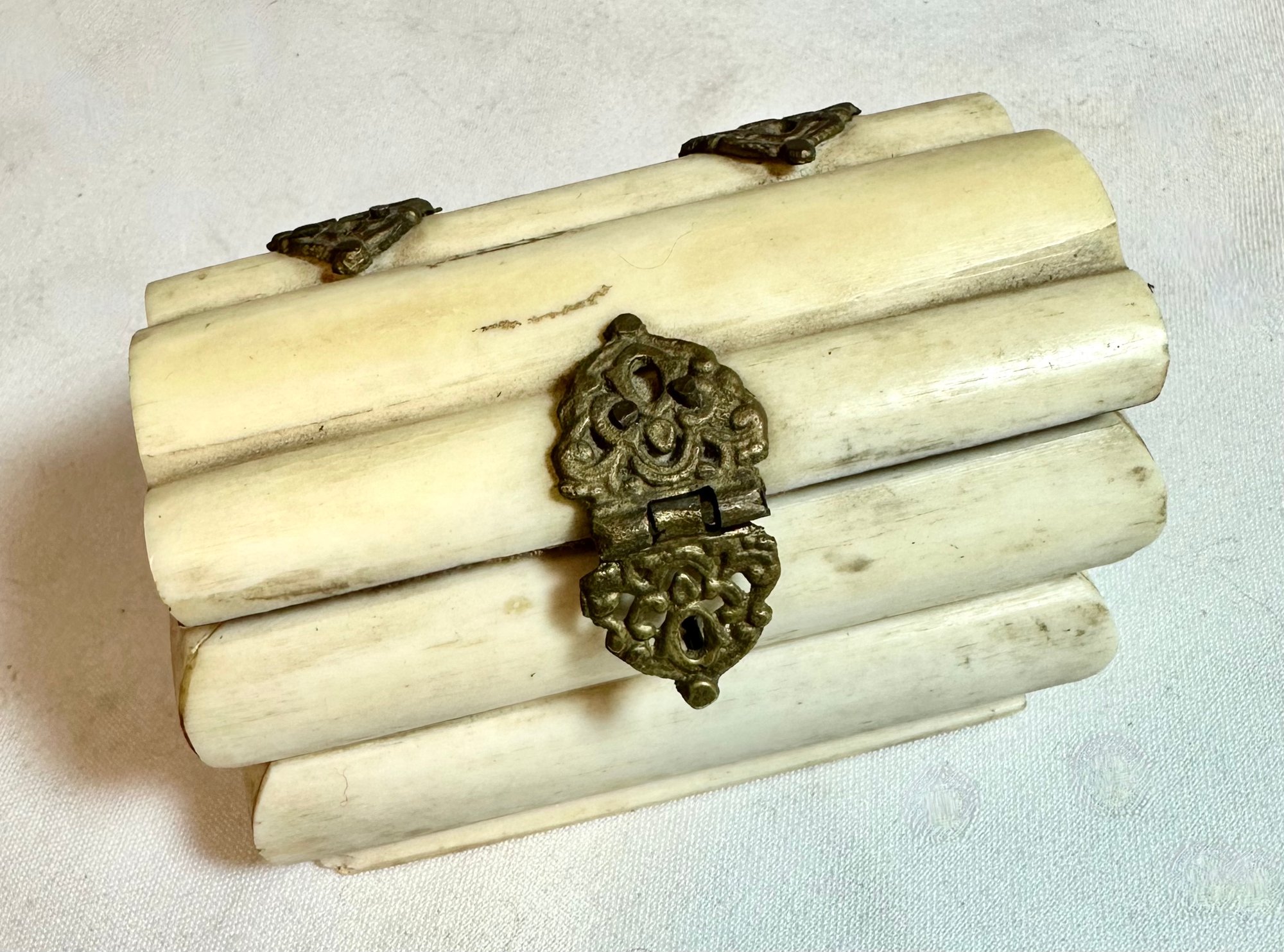 Carved Bone Trinket Box #2444 | Auctionninja.com