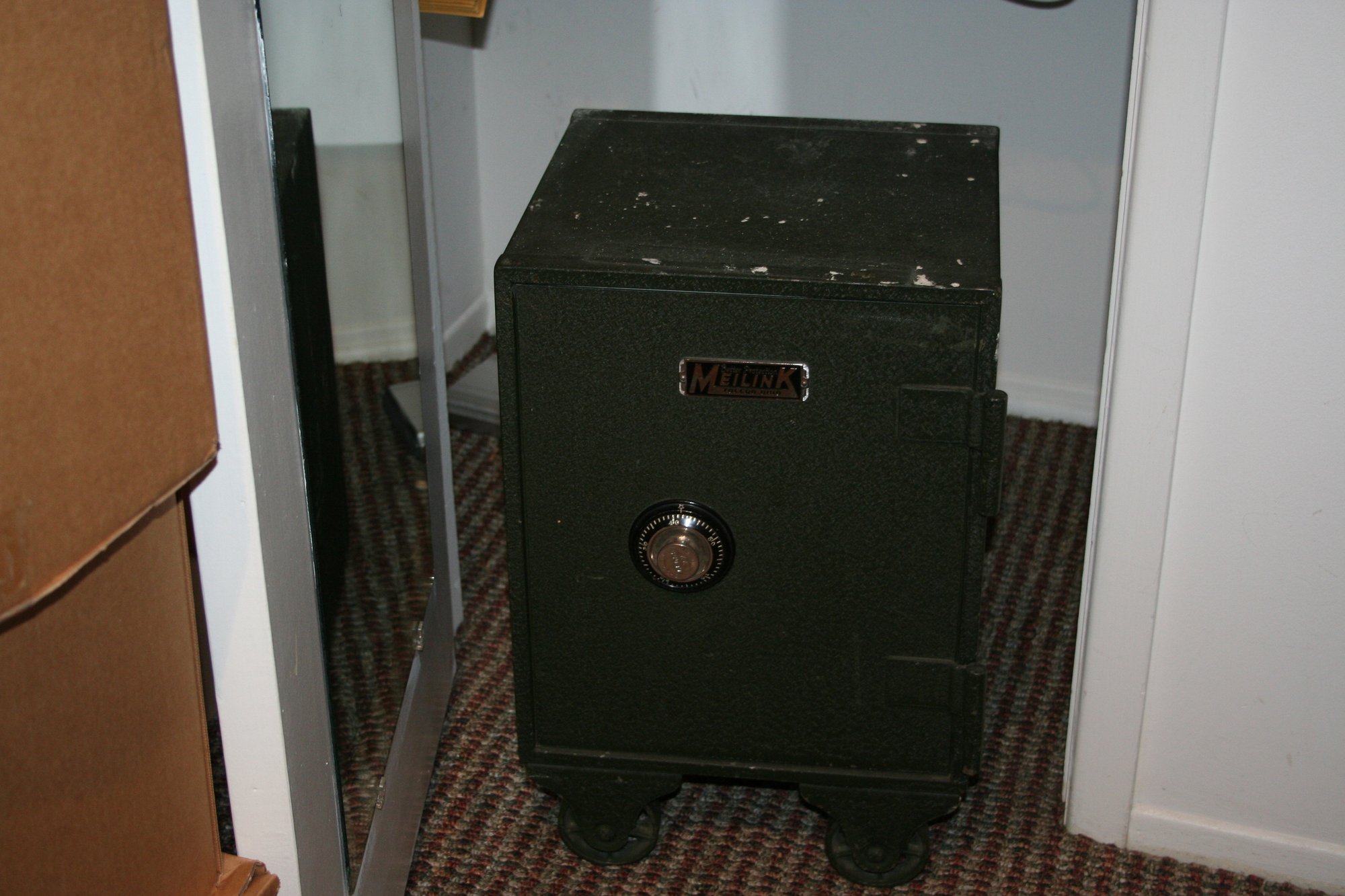 Vintage Meilink Metal Safe On Wheels #1446 | Auctionninja.com
