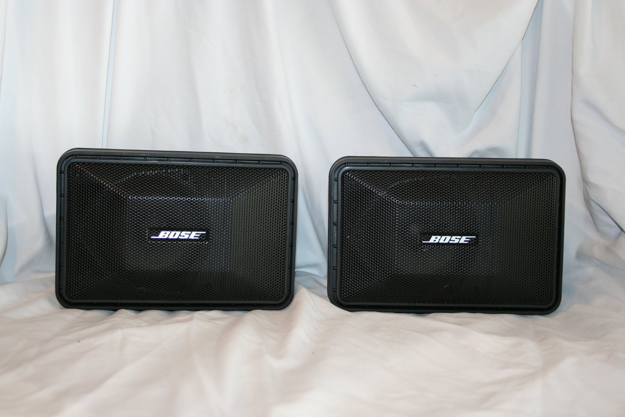 Pair (2) Of Bose Model 101 Music Monitor Speakers #1560 | Auctionninja.com