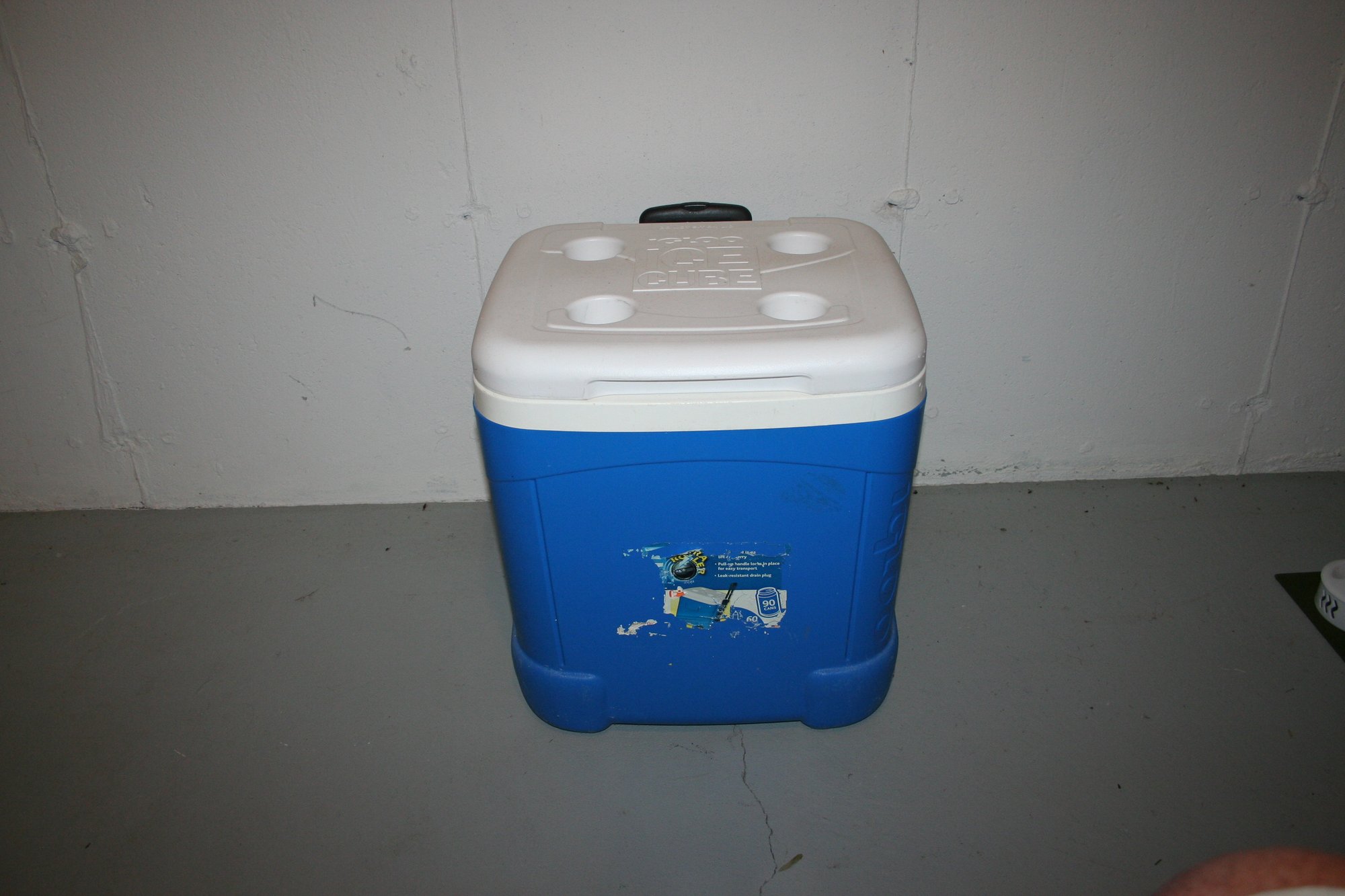 Igloo Plastic Blue 90 Can Rolling Cooler With Cup Holder & Pull Handle ...