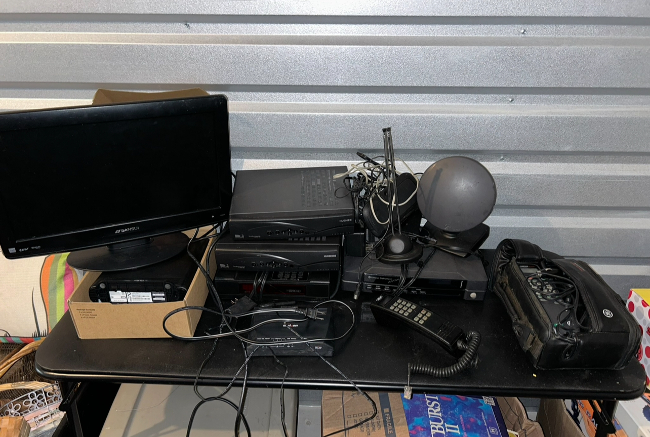 Elextronics Mix - Carfone 5000, Direct Tv Boxes, Jerrold Clock, Monitor ...