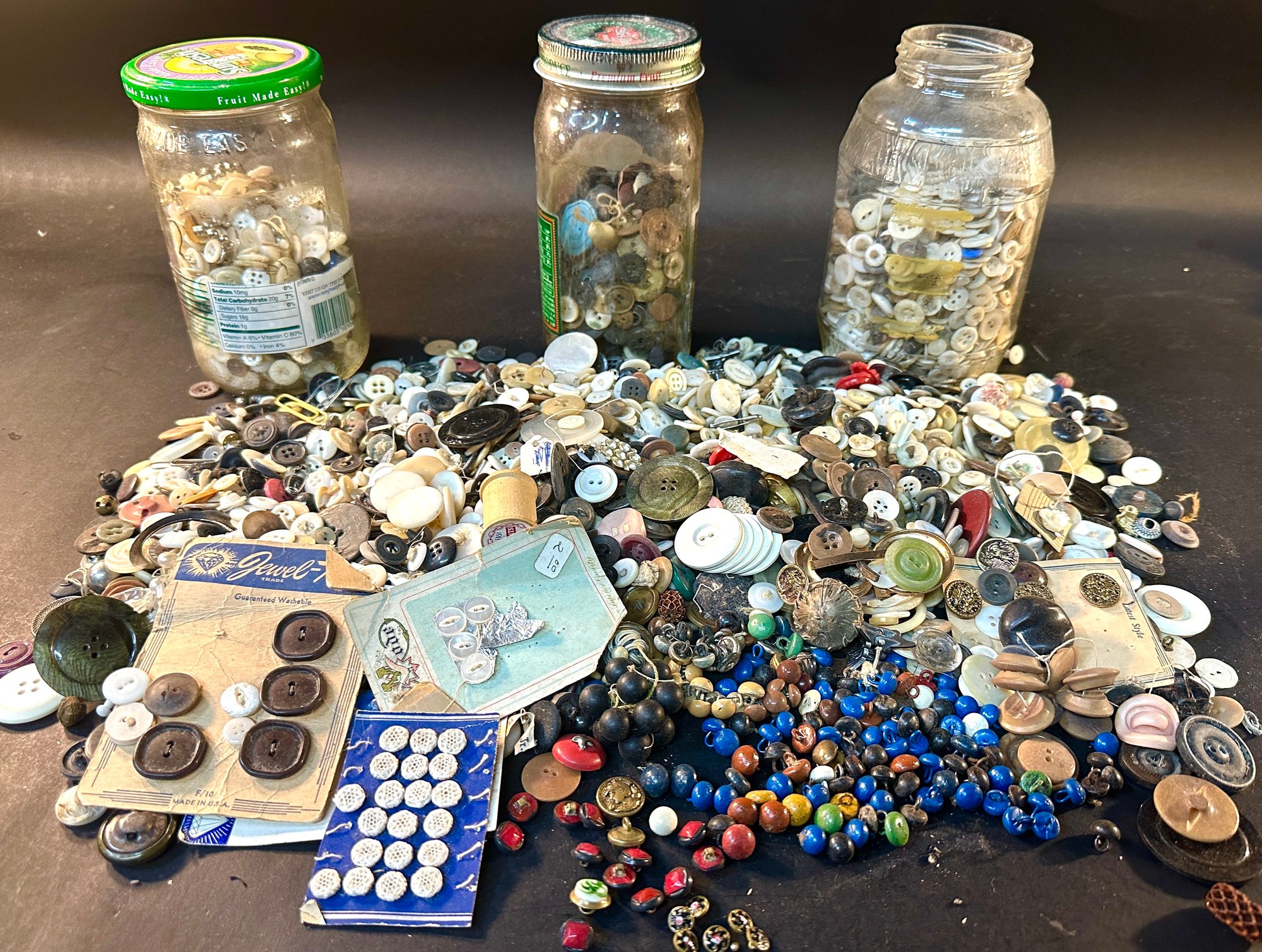 Large Group Of Vintage Buttons #2136 | Auctionninja.com