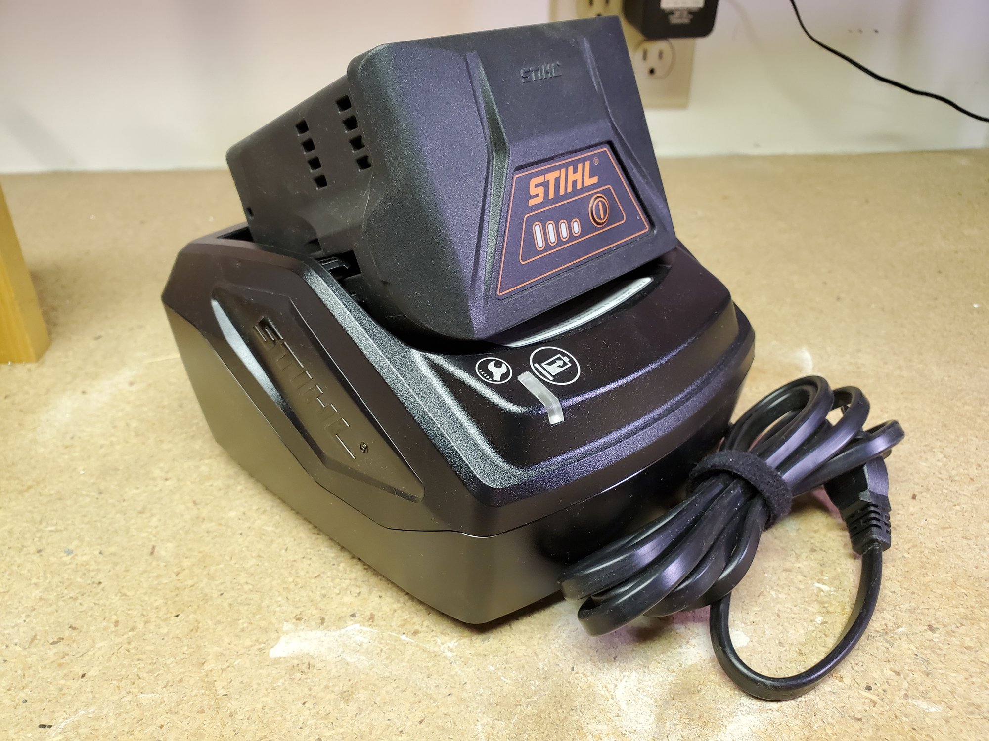 Stihl AK10 36v Battery And Charger #5045 | Auctionninja.com