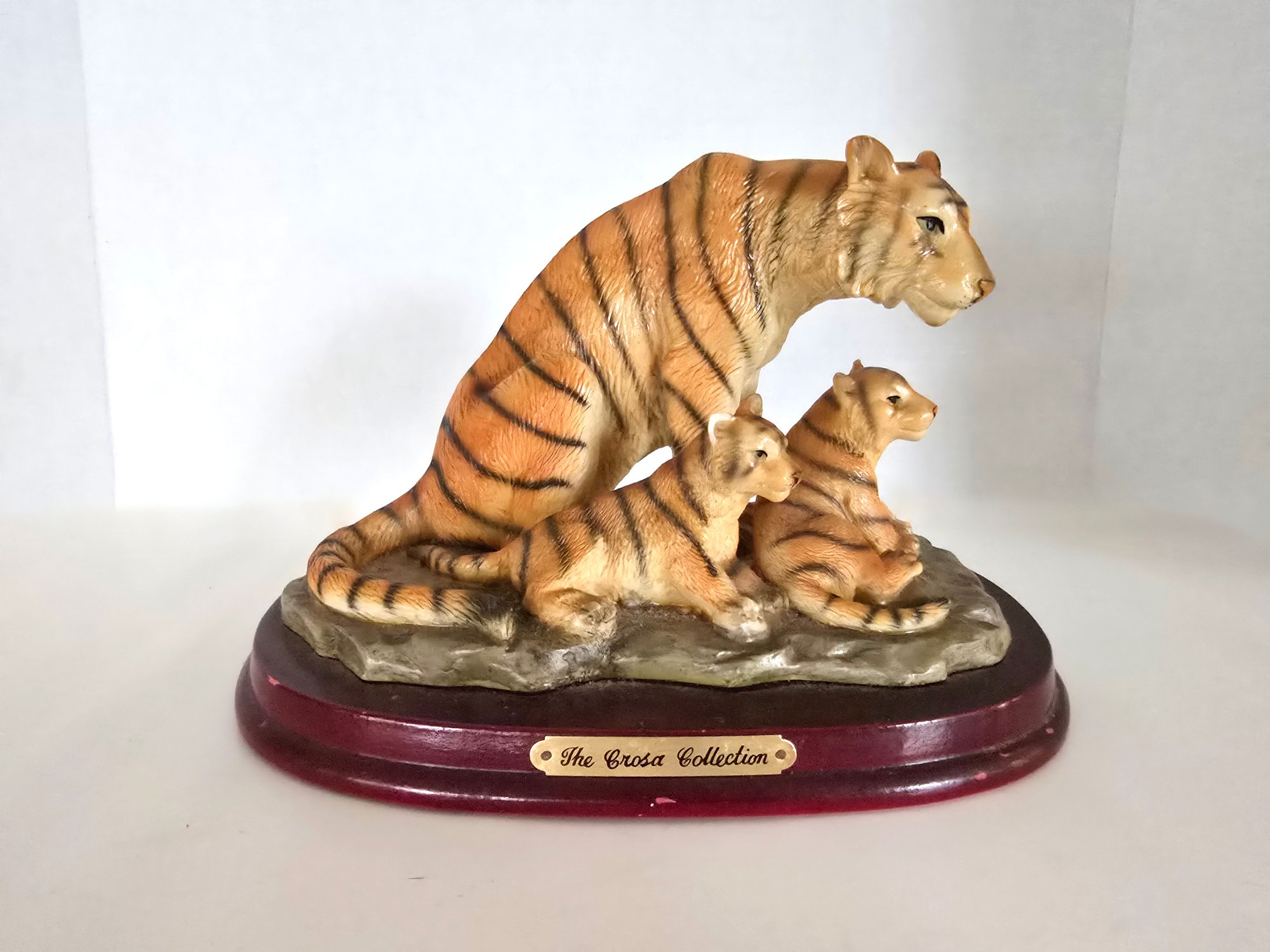 Tiger With Cubs Statue #2026 | Auctionninja.com