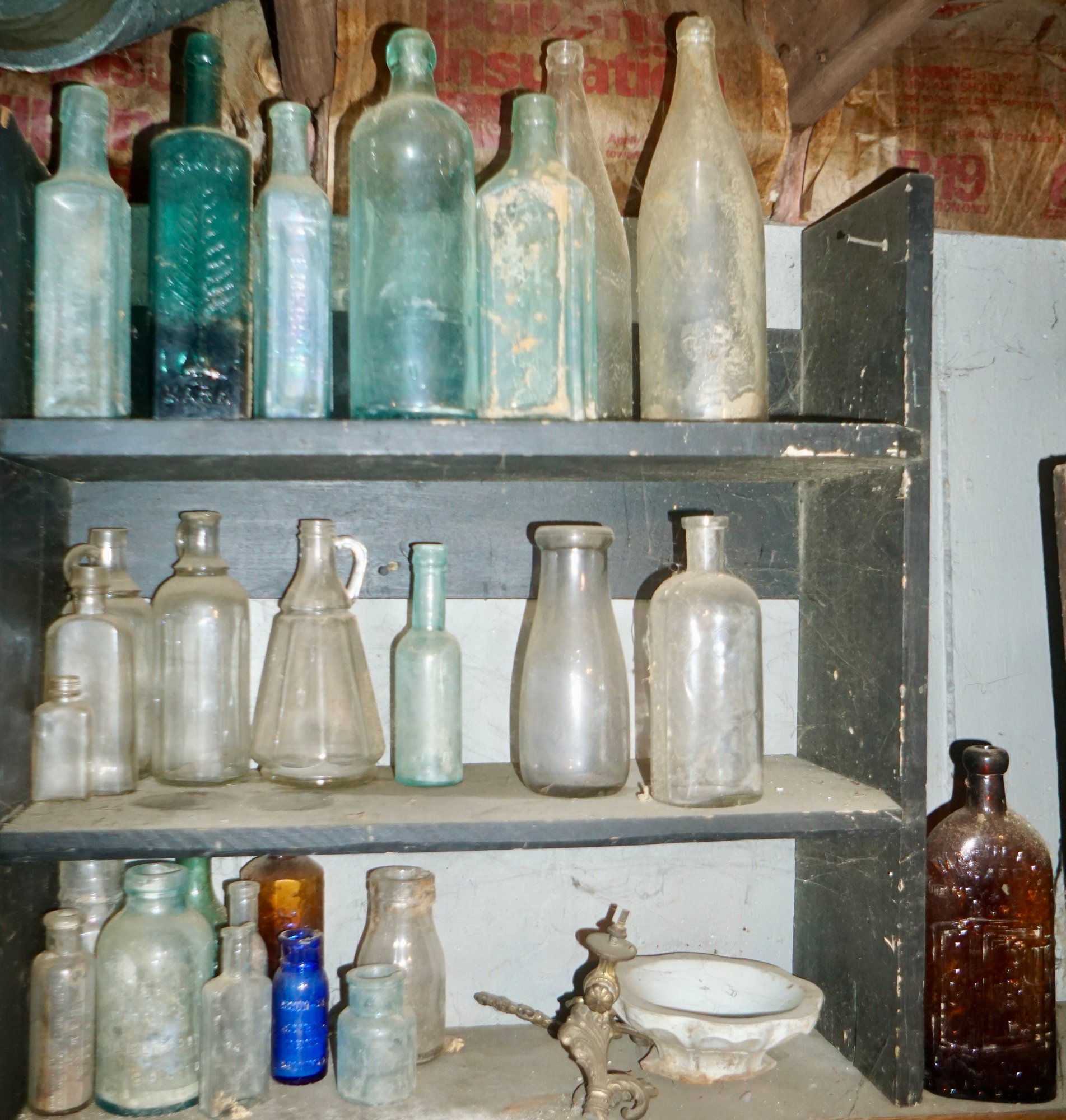 B#534 Lot Of 25 Bottles- Blob Top #1457930 | Auctionninja.com