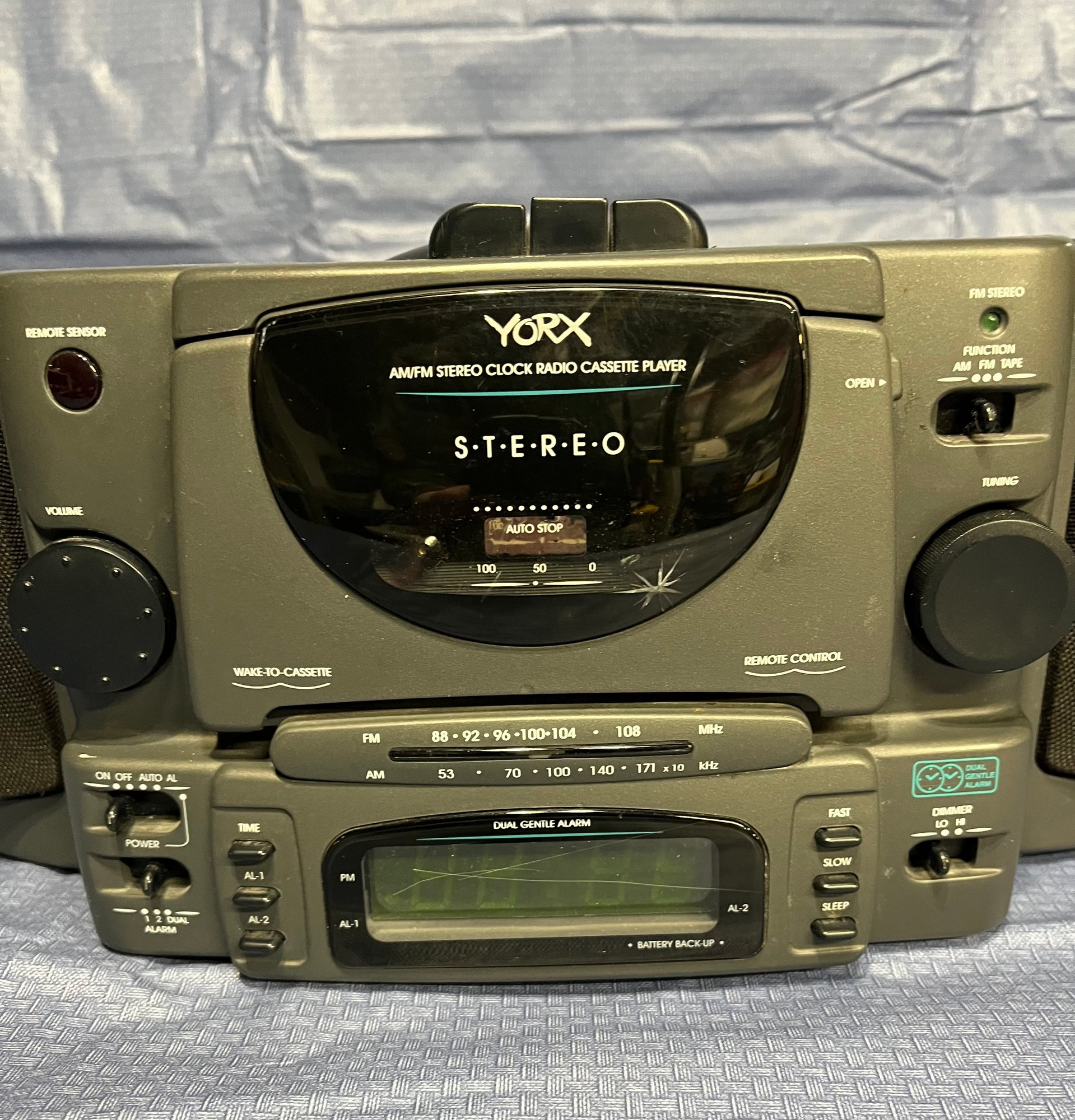 Yorx AM/FM Stereo Clock Radio Cassette Player #1462594 | Auctionninja.com
