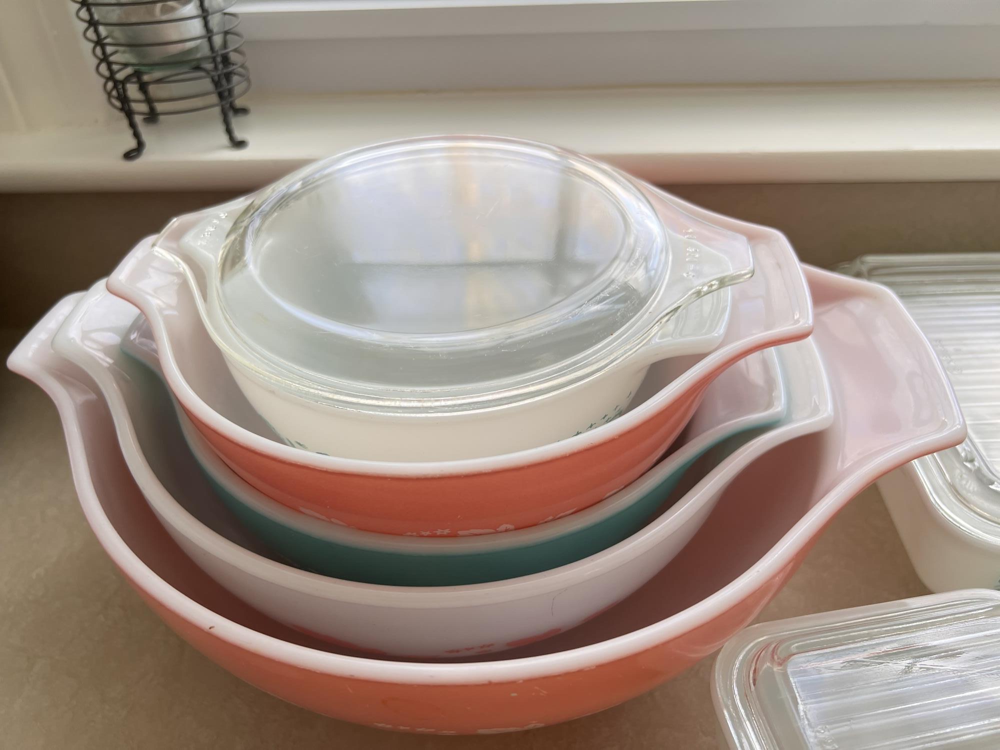 COLLECTION OF VINTAGE PYREX #54651 | Auctionninja.com