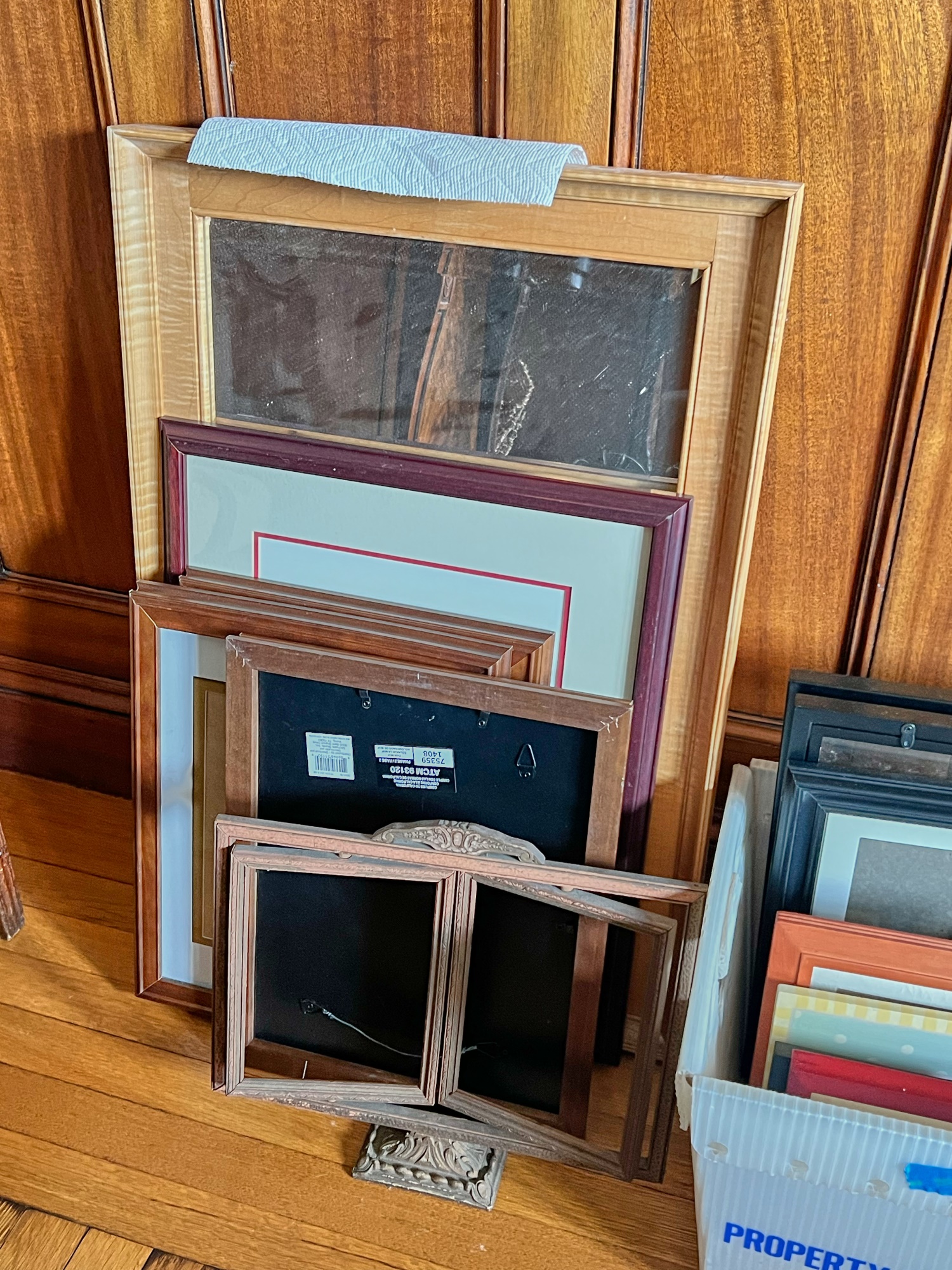 LARGE GROUPING of PICTURE FRAMES #56067 | Auctionninja.com