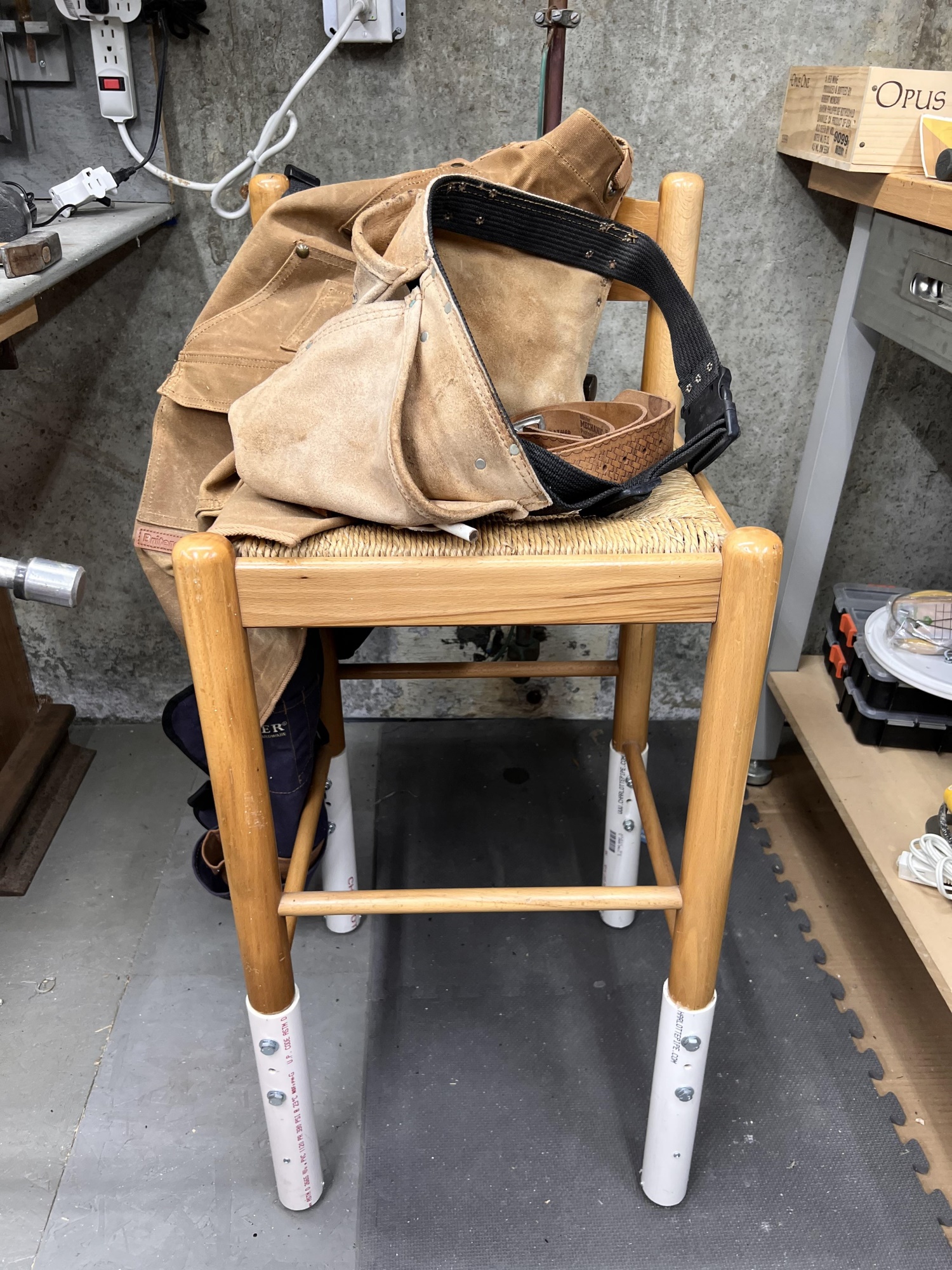 (2) DRAWER WORK BENCH w/ A VARIETY OF TOOLS #56613 | Auctionninja.com