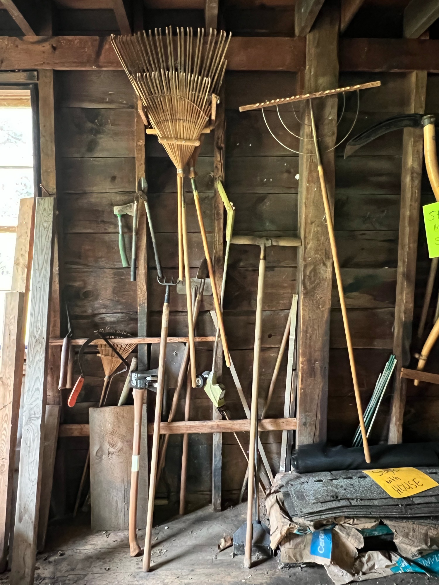 LOT of GARDENING & LAWN HAND TOOLS #58123 | Auctionninja.com