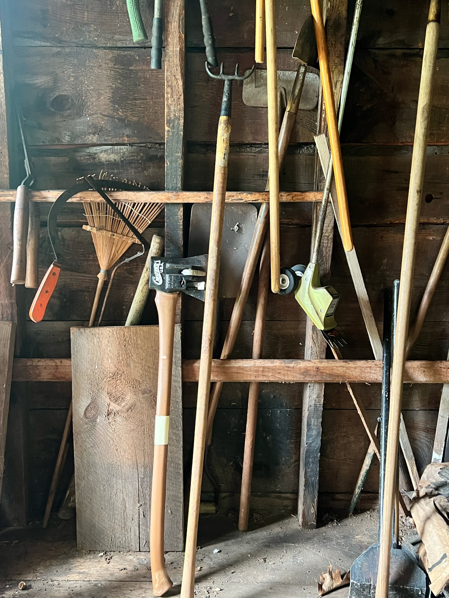 LOT of GARDENING & LAWN HAND TOOLS #58123 | Auctionninja.com