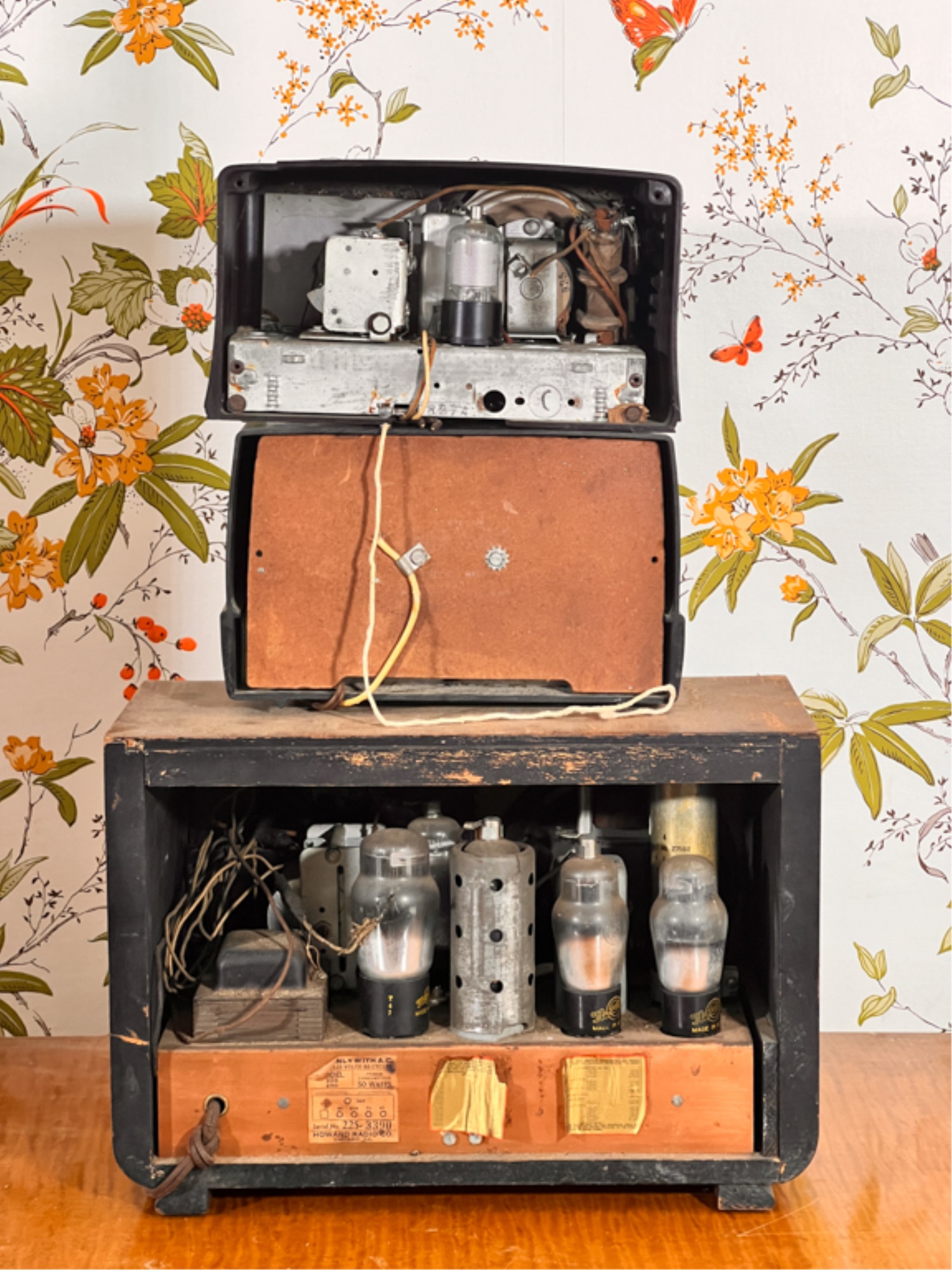 VINTAGE ART DECO EMERSON & HOWARD RADIOS #59366 | Auctionninja.com