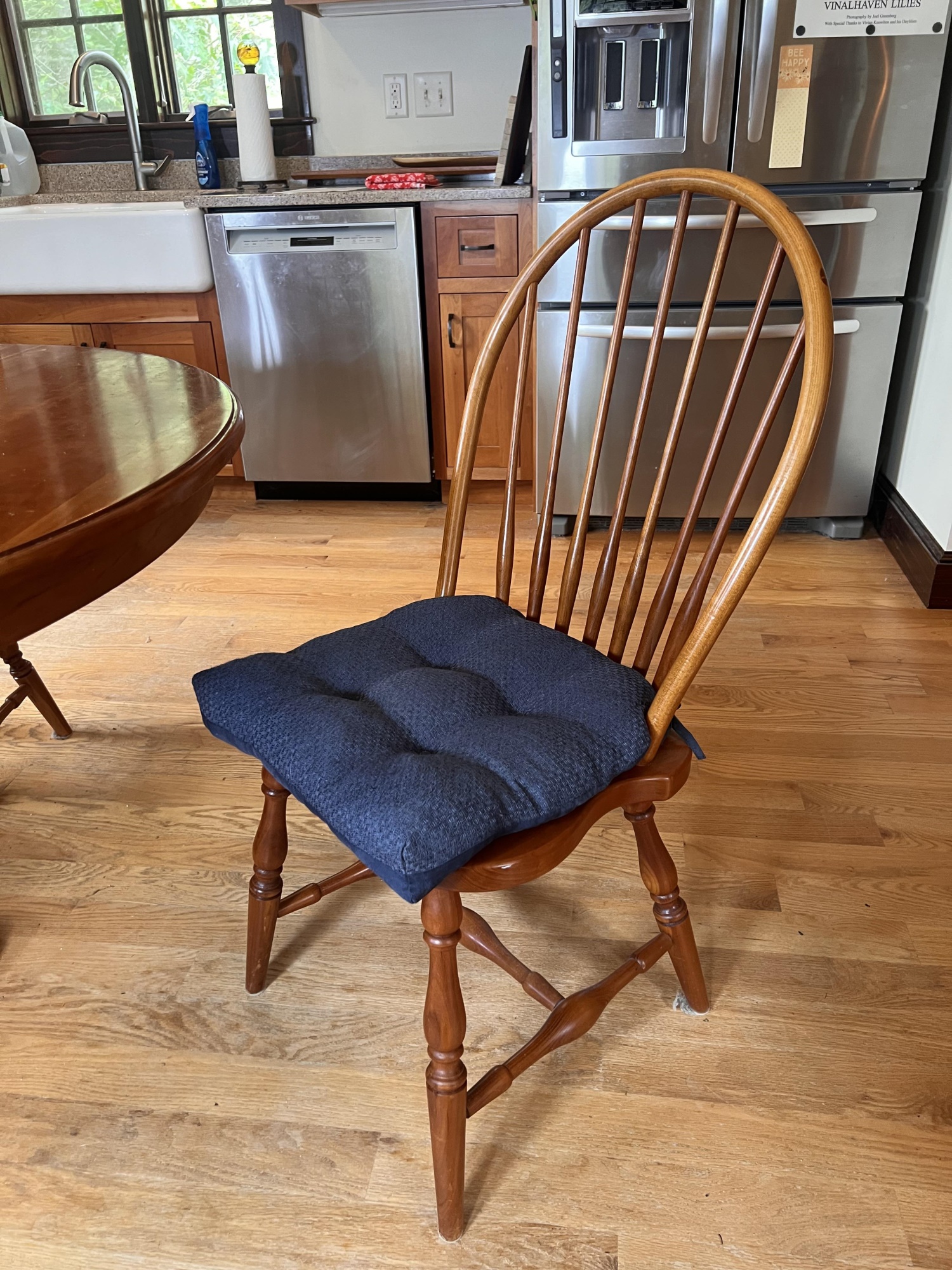 TOM SEELY FURNITURE CHERRY DINING TABLE & CHAIRS #59704 | Auctionninja.com