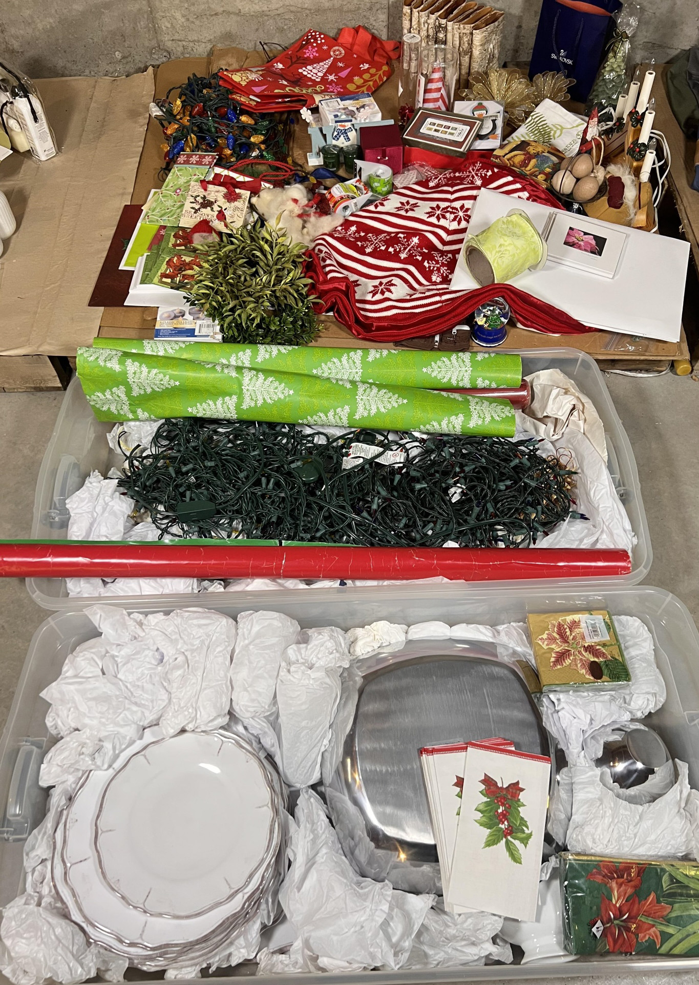 GROUPING OF DECORATIVE CHRISTMAS ITEMS #59776 | Auctionninja.com