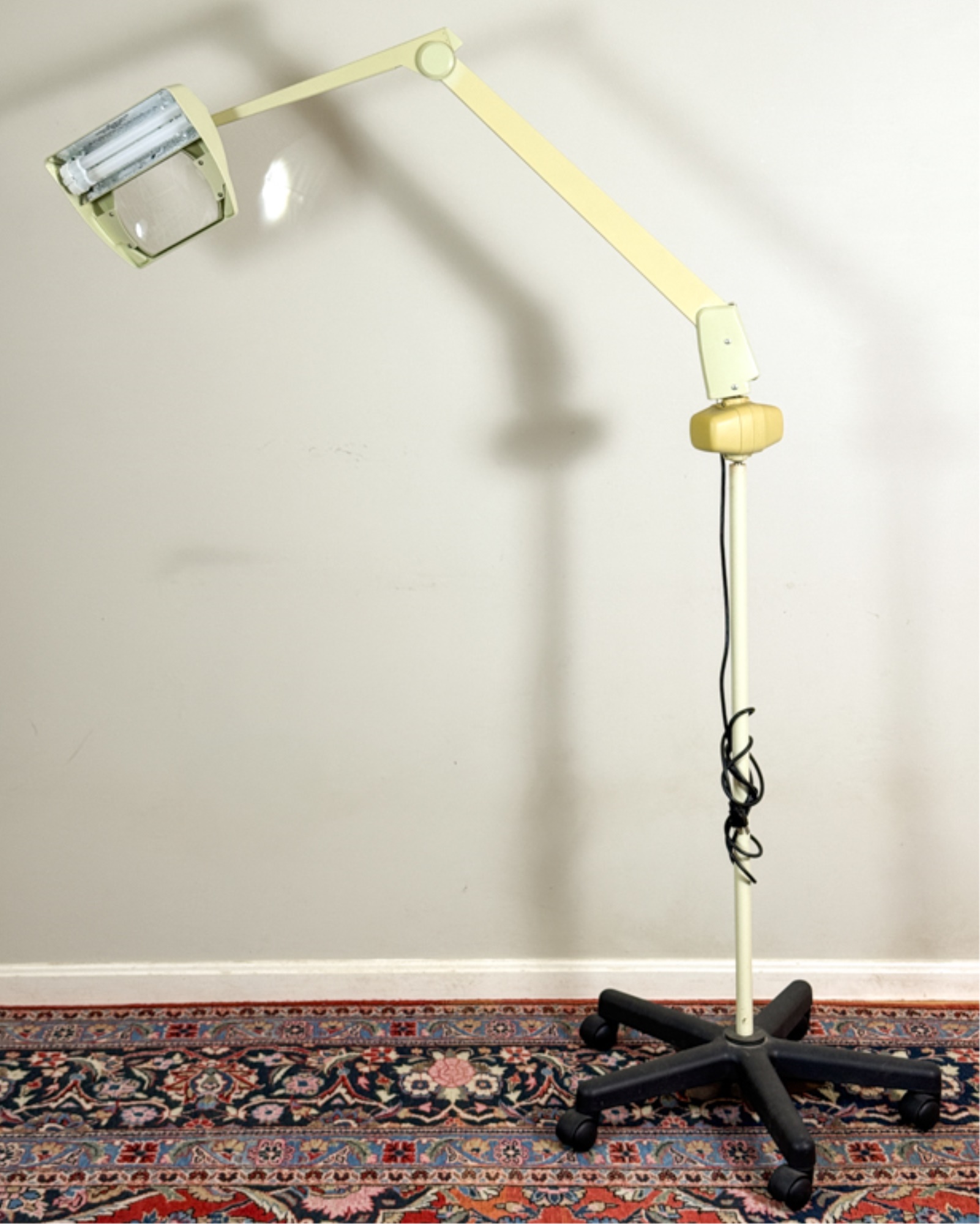 ARTICULATING DAZOR MAGNIFYING FLOOR LAMP #60815 | Auctionninja.com