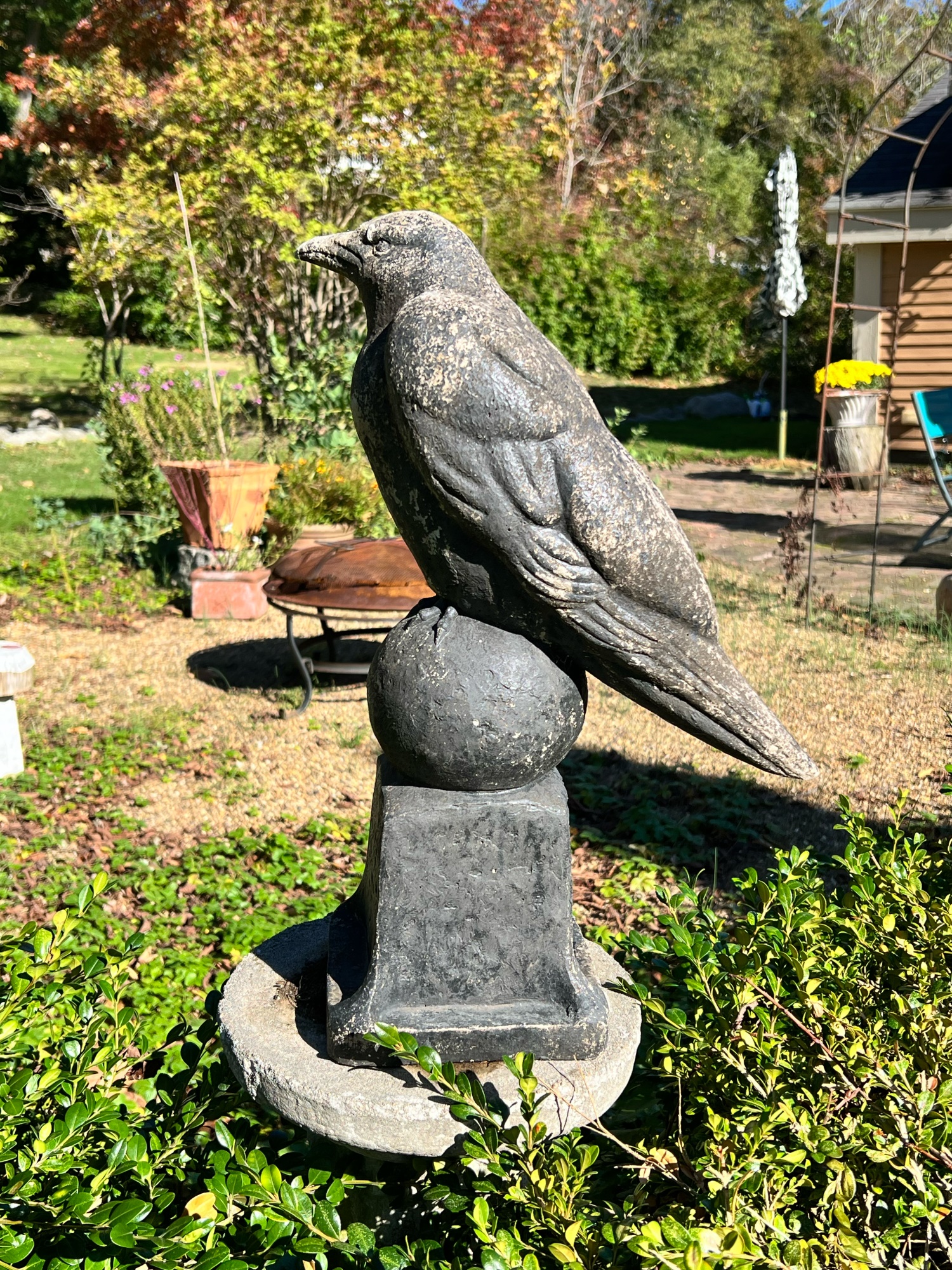 CAST STONE GARDEN STAND & CEMENT RAVEN #61133 | Auctionninja.com