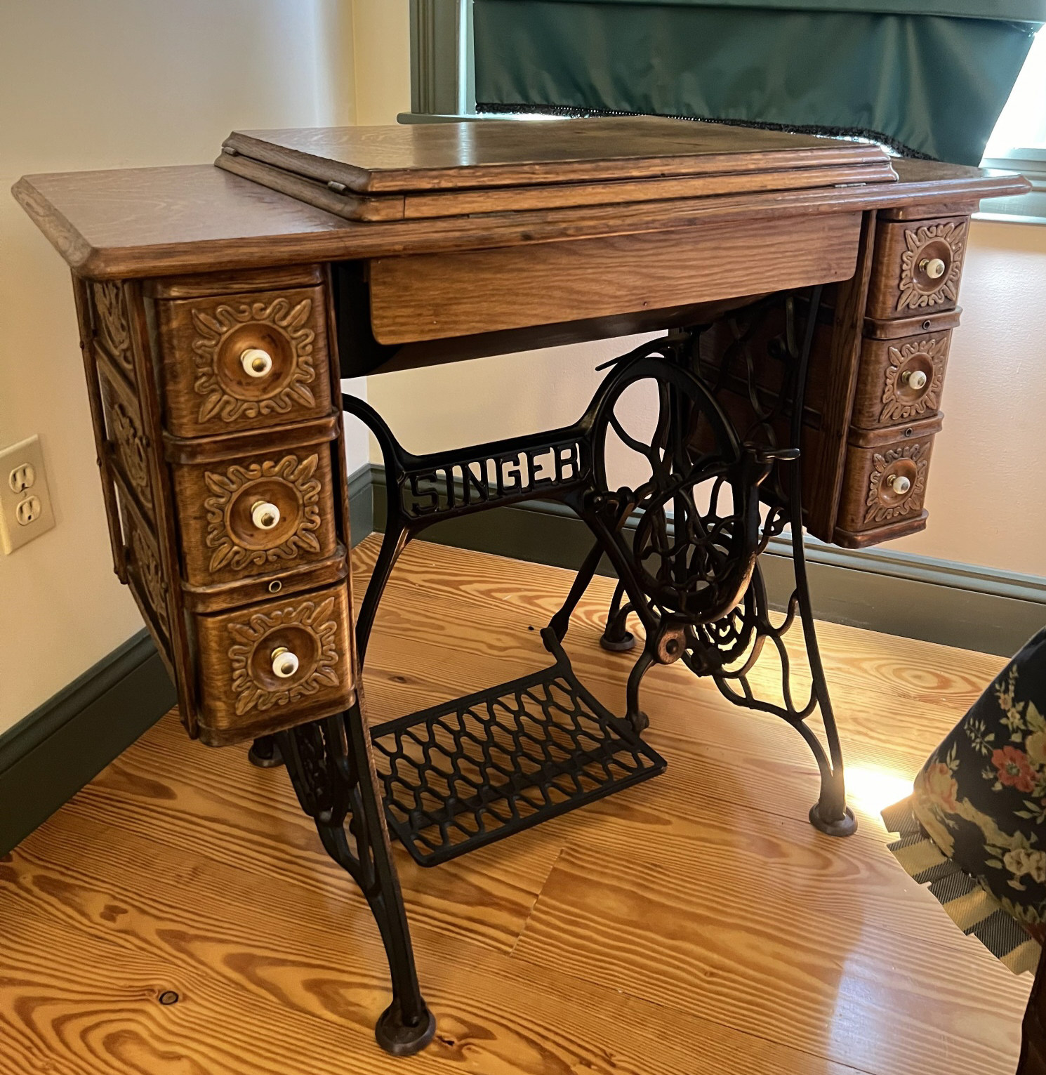 VINTAGE QUARTER SAWN OAK SINGER SEWING MACHINE #45296 | Auctionninja.com
