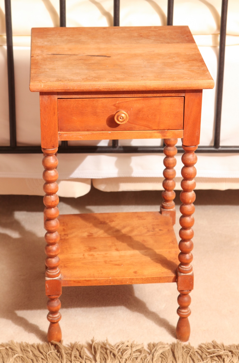 (1) DRAWER MAPLE NIGHT STAND with TURNED LEGS #46340 | Auctionninja.com