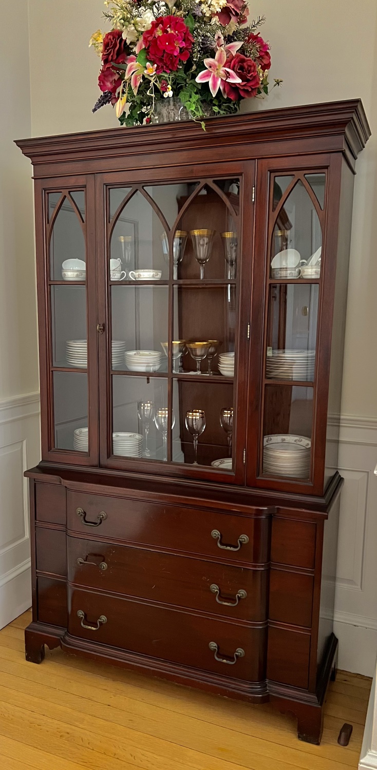 GEORGETOWN GALLERIES MAHOGANY CHINA CABINET #46153 | Auctionninja.com