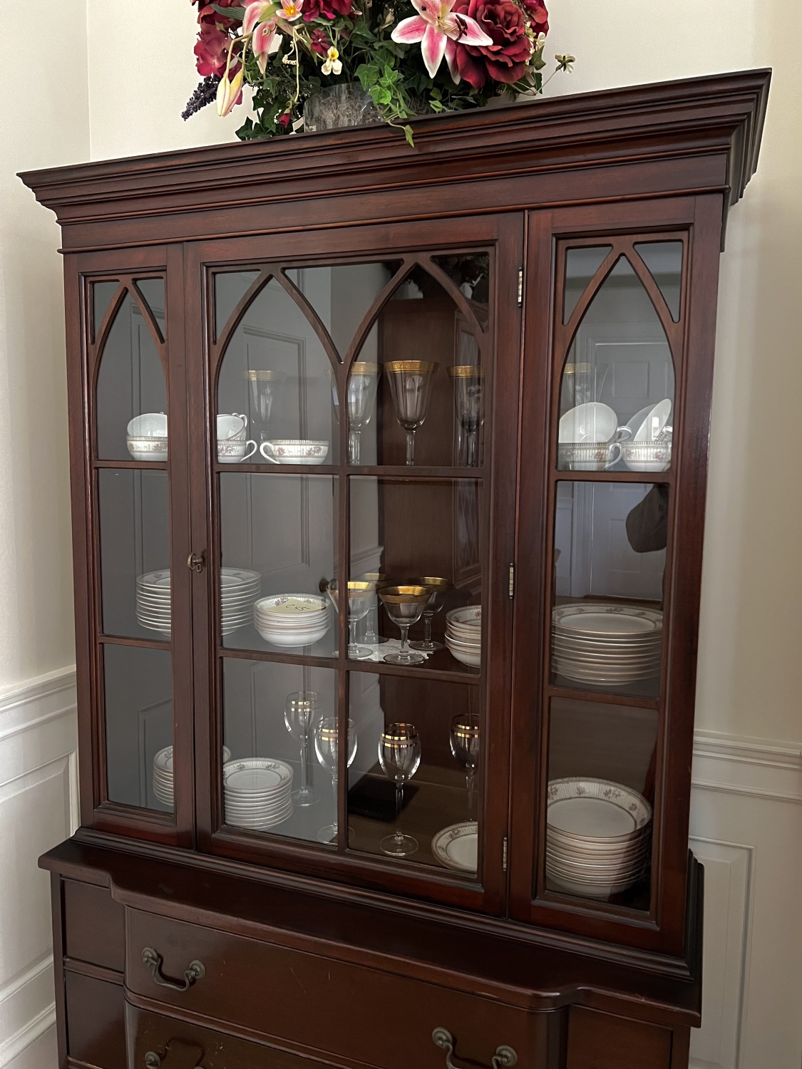 GEORGETOWN GALLERIES MAHOGANY CHINA CABINET #46153 | Auctionninja.com