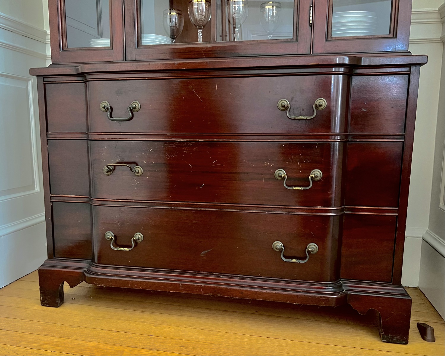 GEORGETOWN GALLERIES MAHOGANY CHINA CABINET #46153 | Auctionninja.com