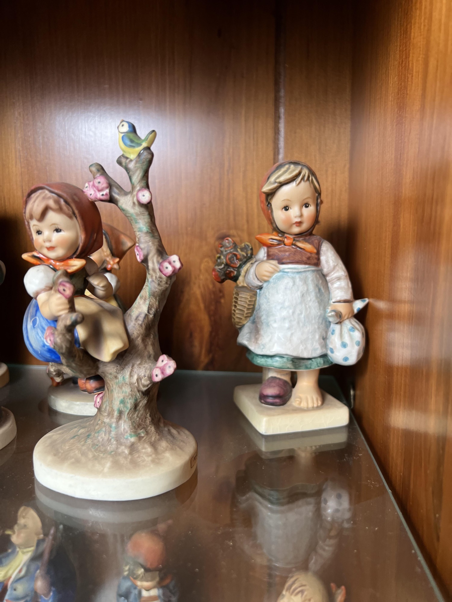 (4) SHELVES of HUMMEL FIGURINES #46873 | Auctionninja.com