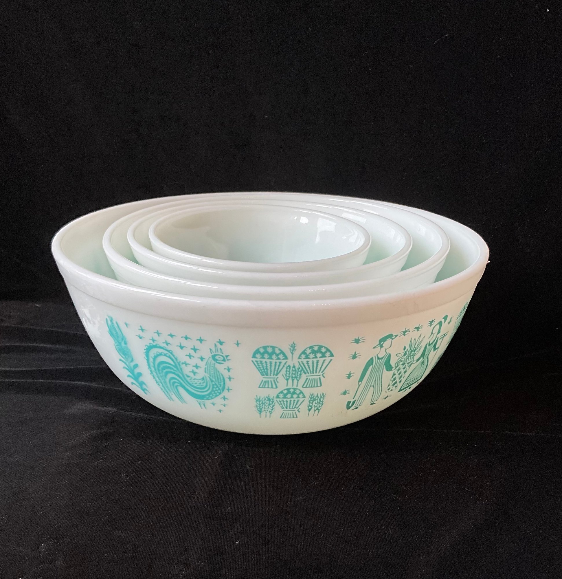 Vintage Pyrex Bowls Set Of 4 #1399 | Auctionninja.com