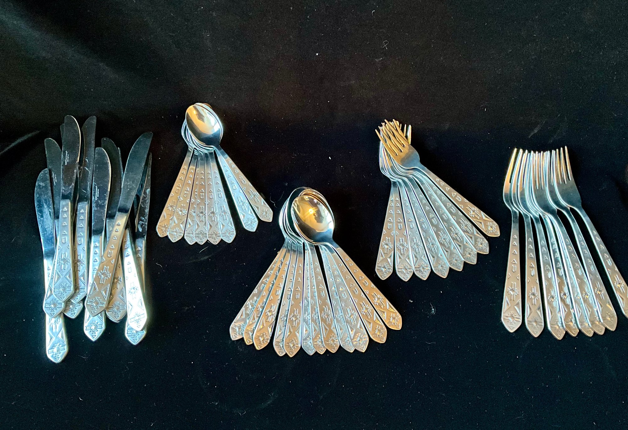 40 Pc Southwest Silverware Set #1560 | Auctionninja.com