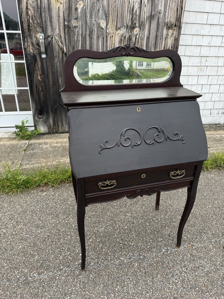Mahogany Ladies Larkin Desk #1916 | Auctionninja.com