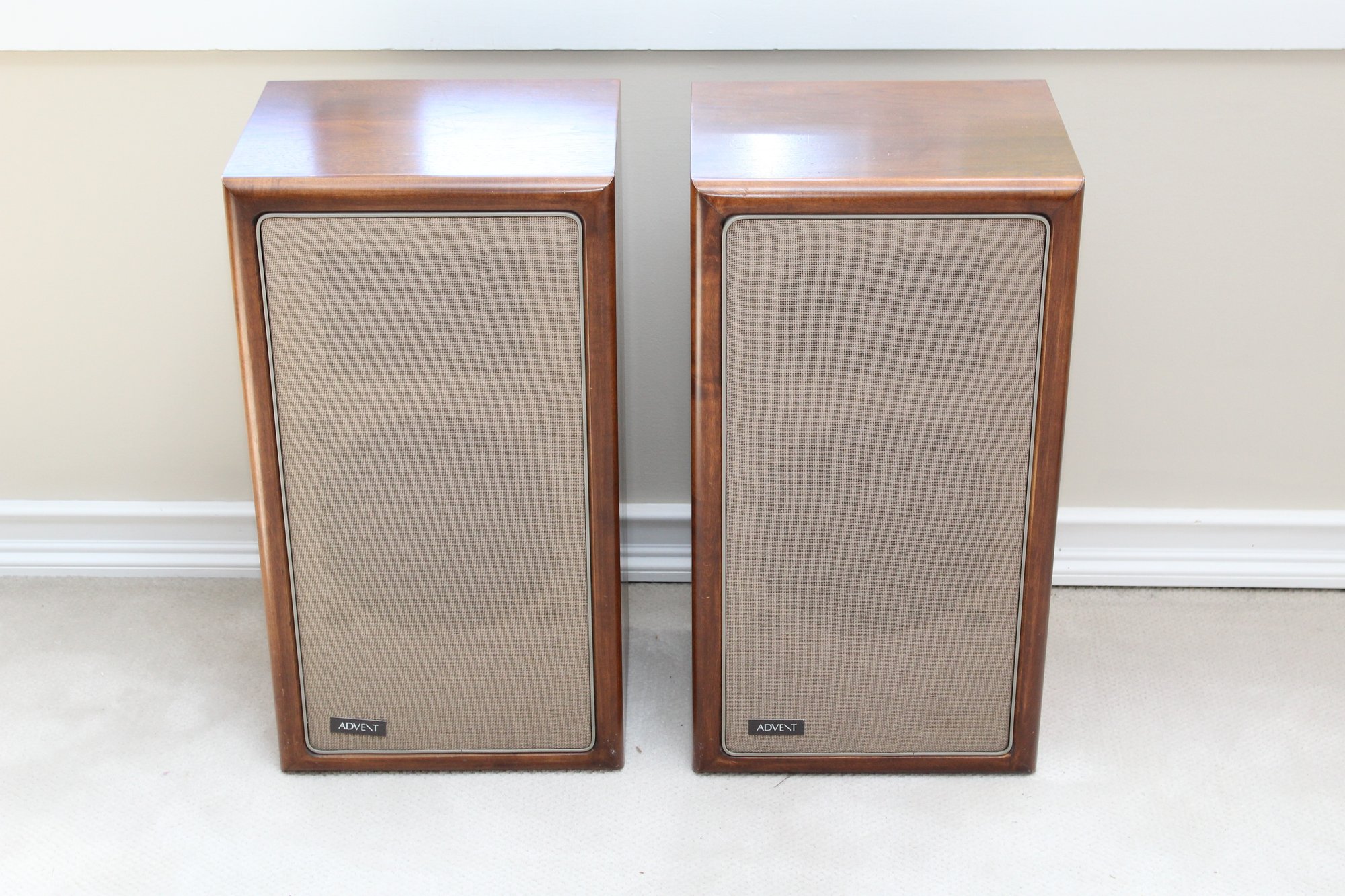 Vintage Pair Of Advent A4 Speakers #45517 | Auctionninja.com