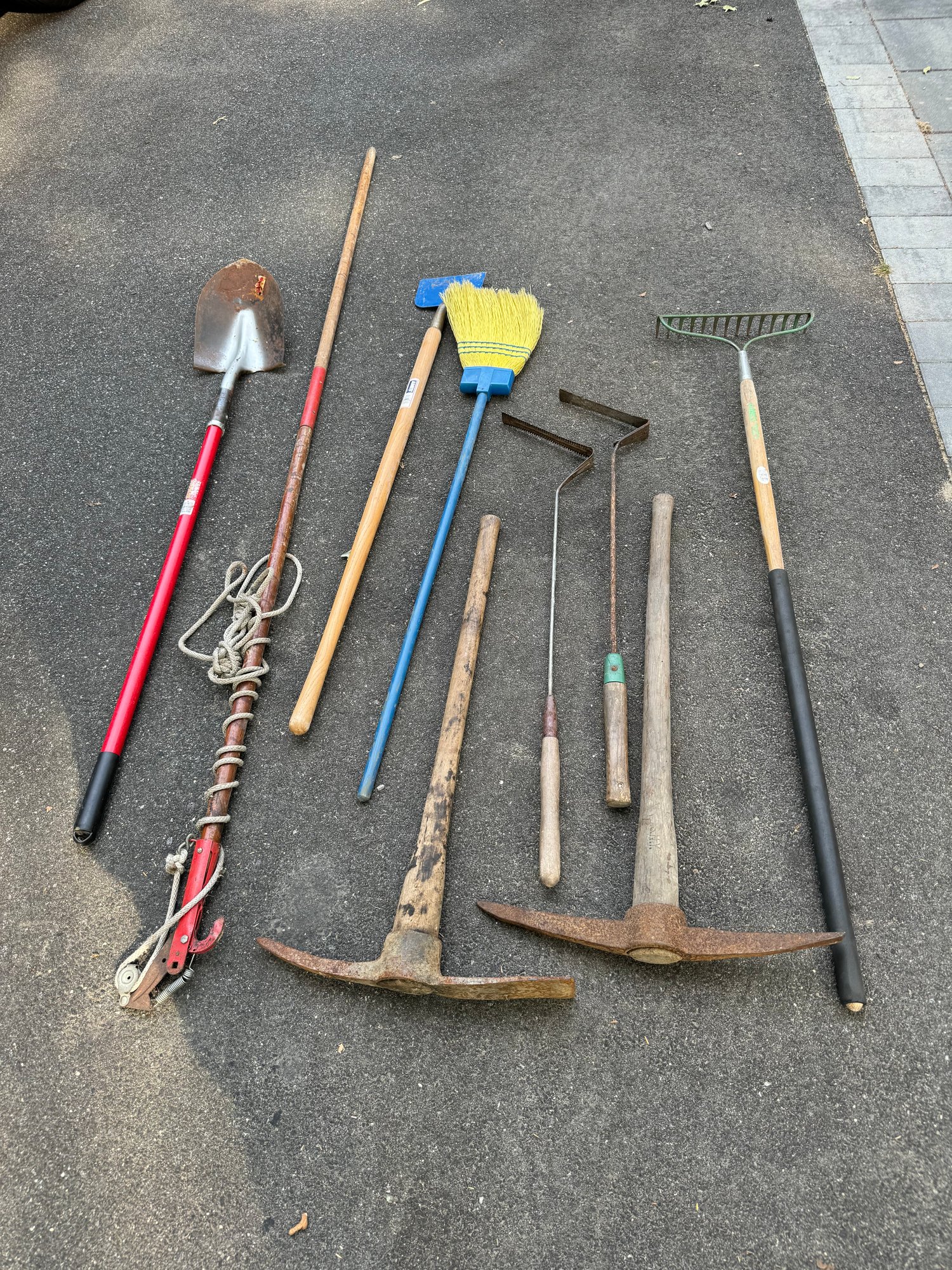 Assorted Garden Tools #36971 | Auctionninja.com
