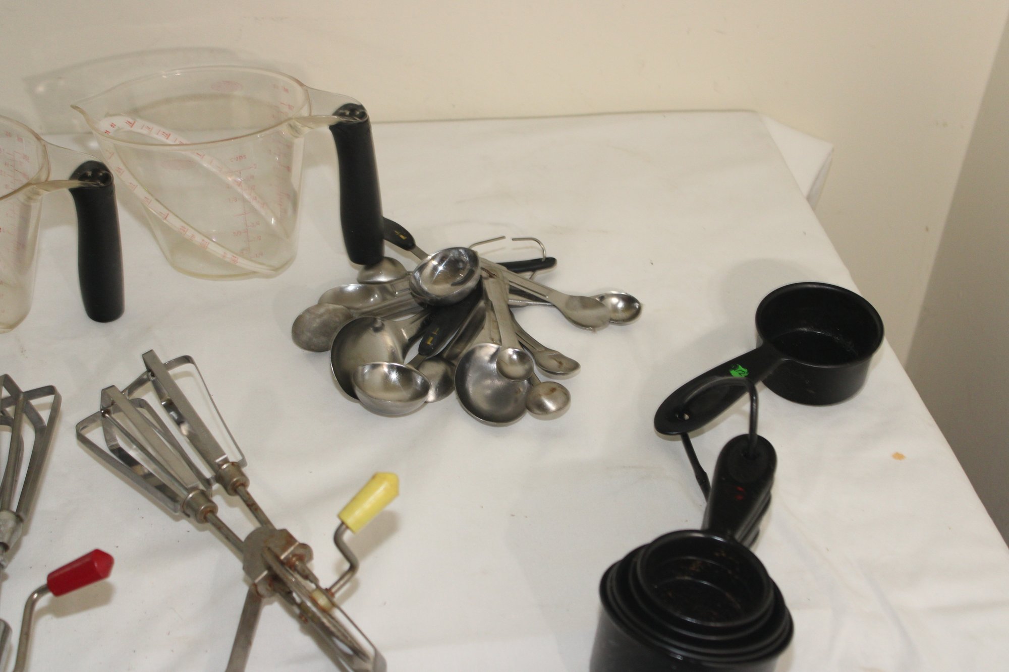 Measuring Cups, Spoons, Hand Mixers And Knives Calphalon, Henckels. (H ...