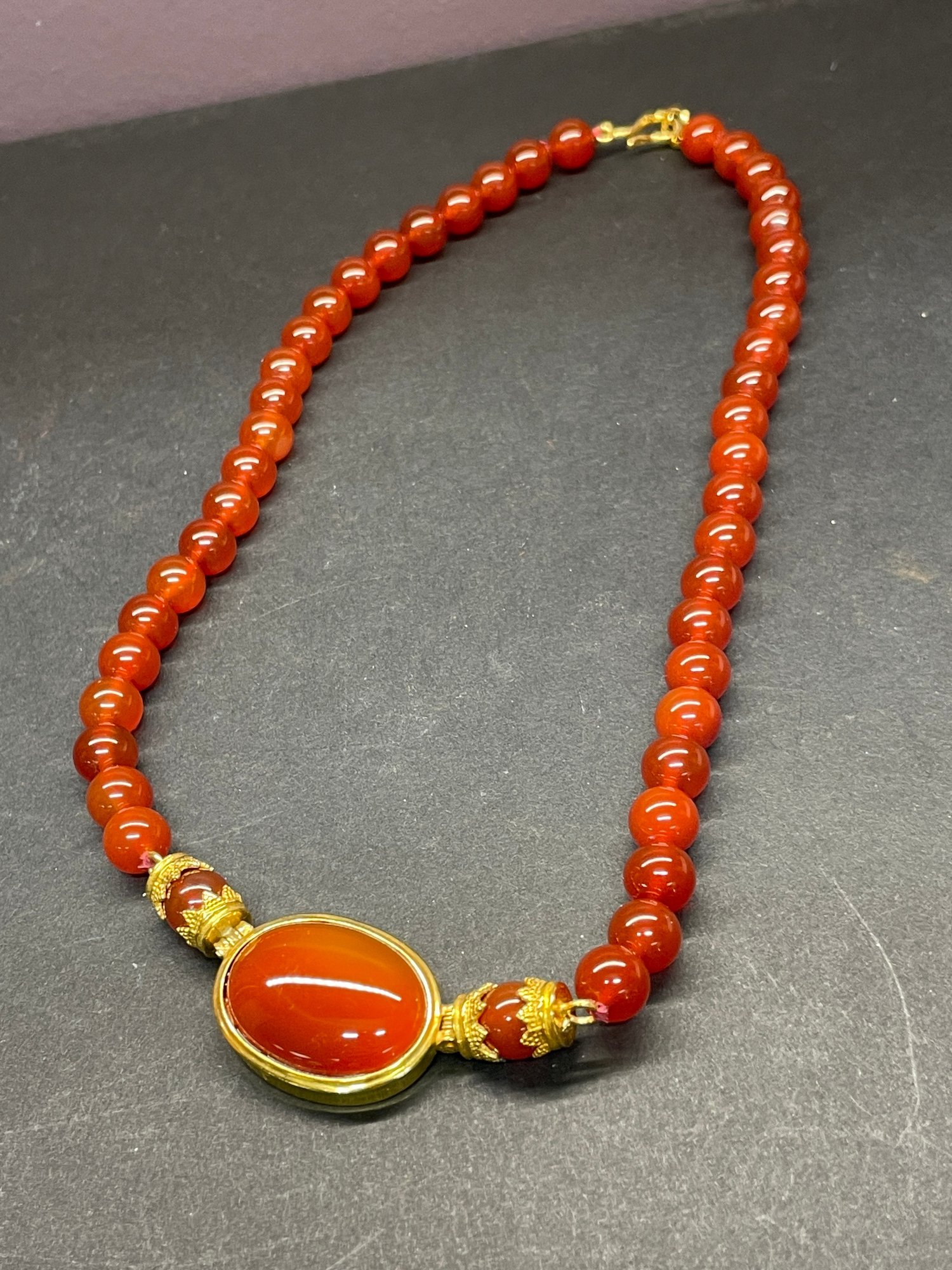 METROPOLITAN MUSEUM OF ART - CARNELIAN NECKLACE #5361 | Auctionninja.com