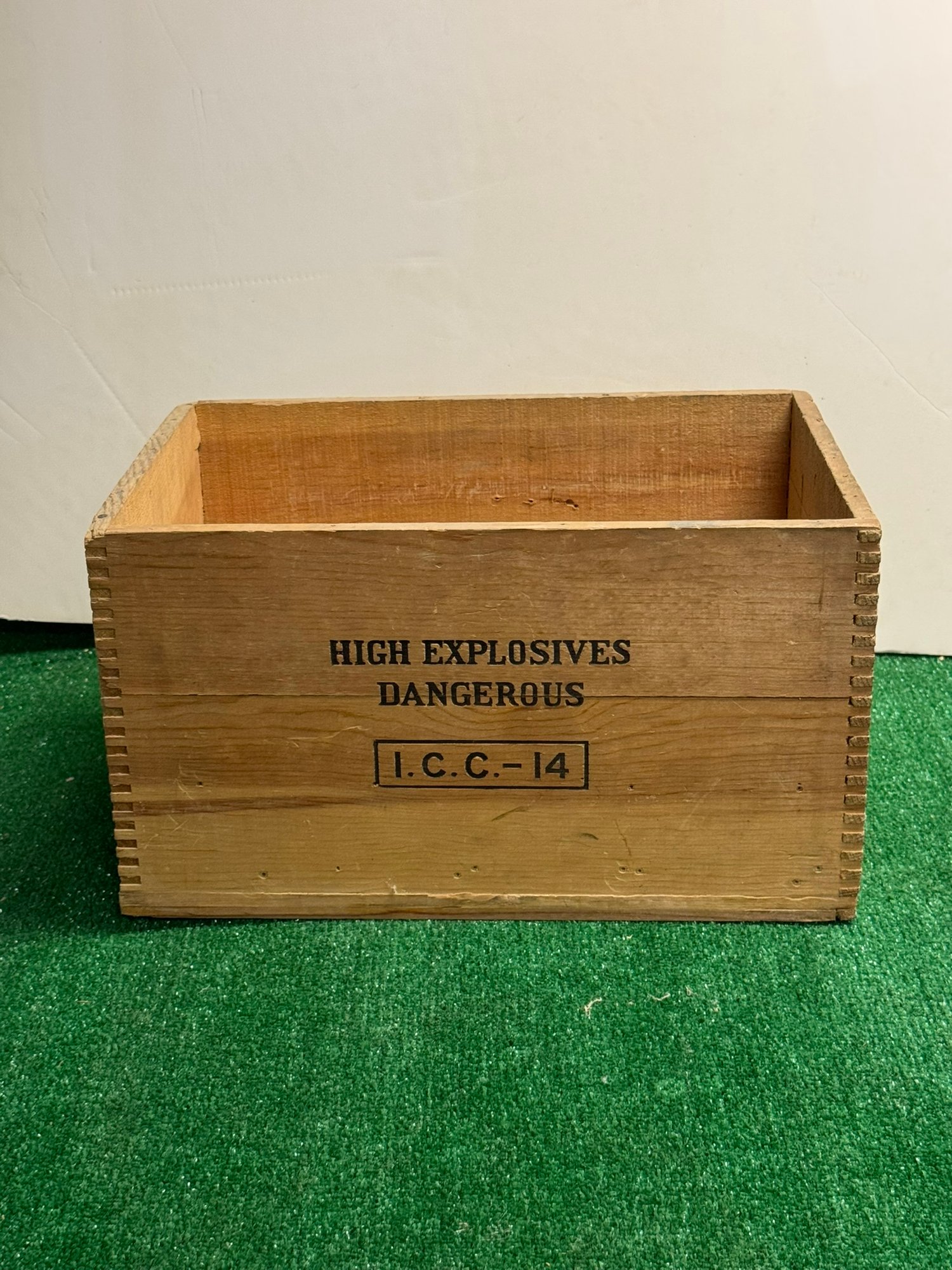 Vintage Dupont Explosives Wood Dovetailed Storage Crate Sep 1946 (TR2 ...