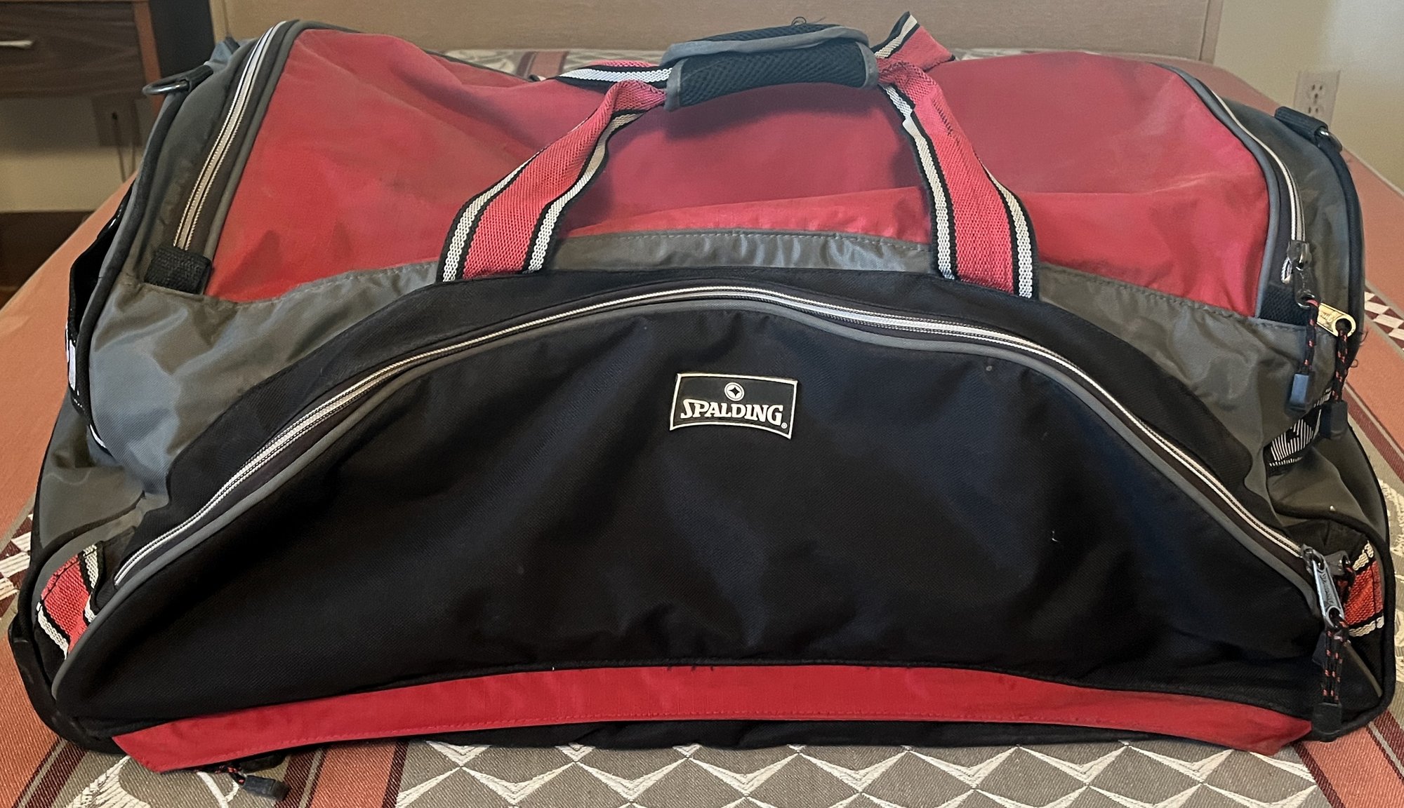 Large Spalding Gear/duffle Bag - (B3C) #34704 | Auctionninja.com