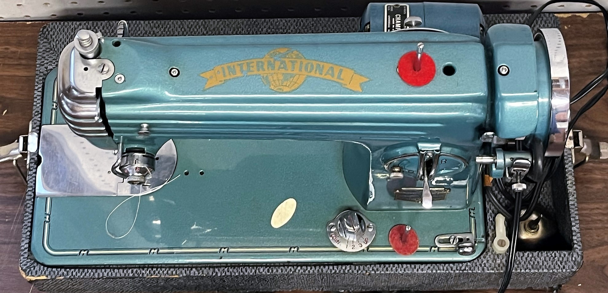 Vintage Portable Sewing Machine In Case - Super De Luxe International ...