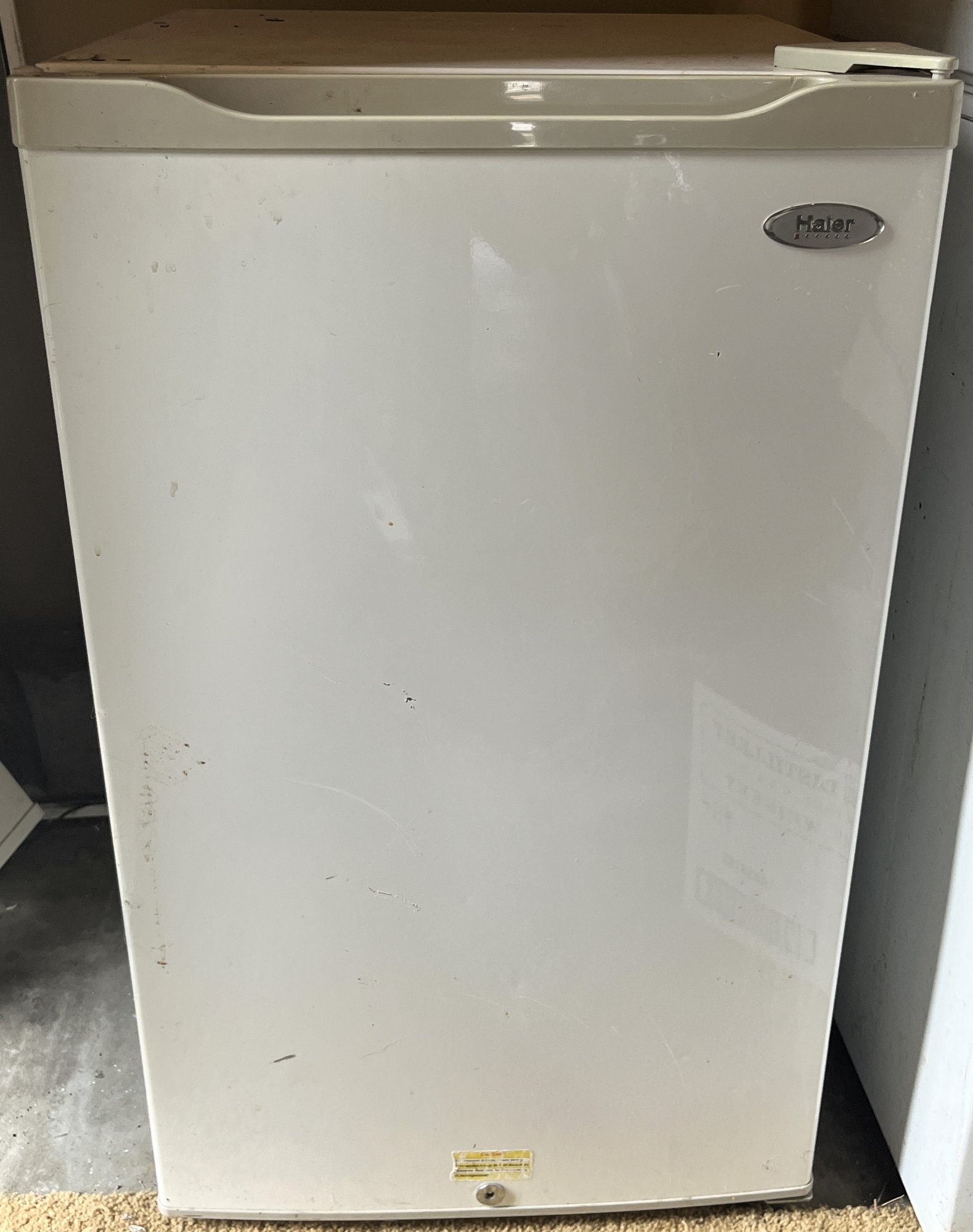 HAIER Refrigerator Model BC117LW - (G) #32908 | Auctionninja.com