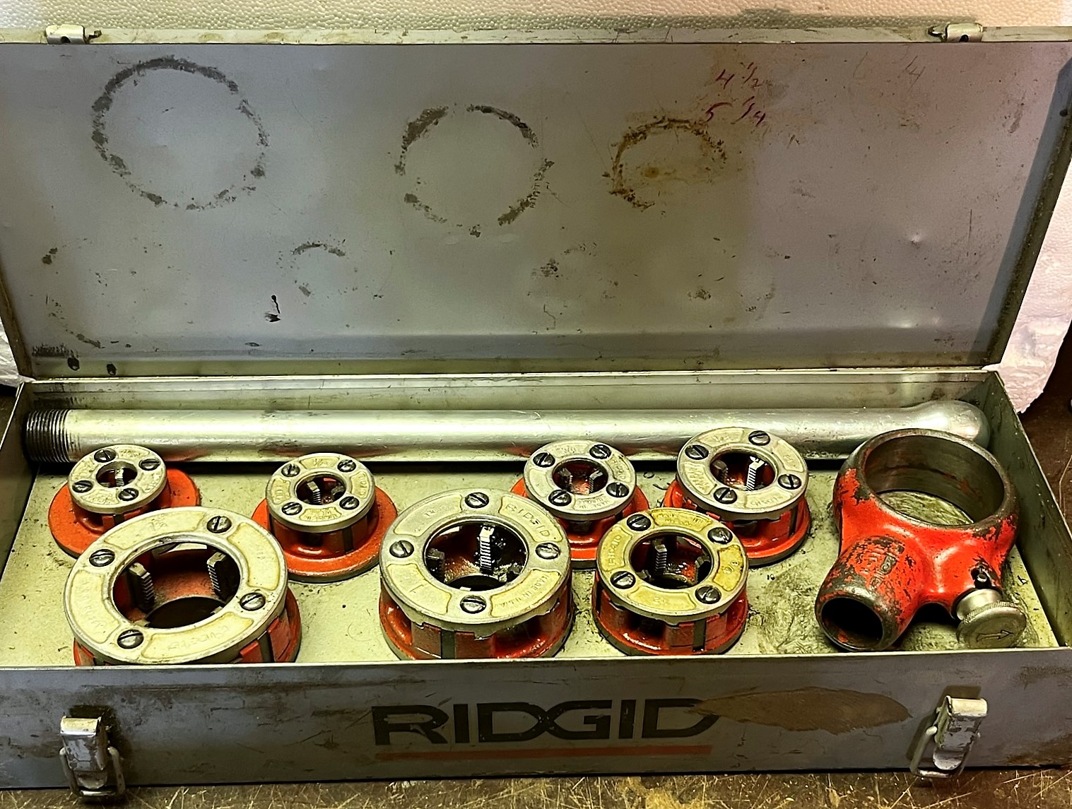 RIDGID Manual Exposed Ratchet Pipe Threading Set (7 Heads, Ratchet ...