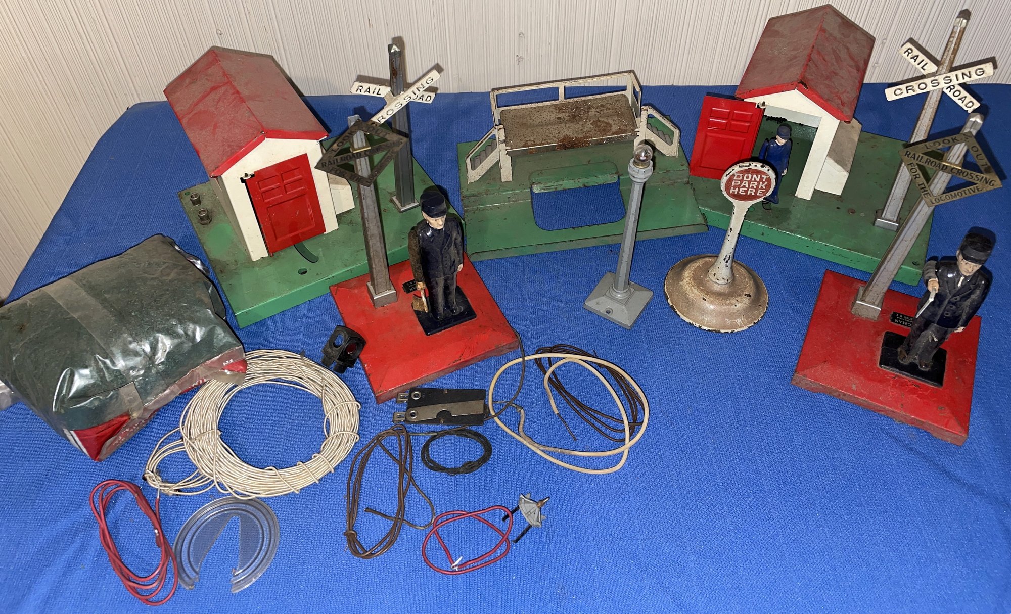 Misc. Lionel Railroad Buildings, Signs, Platform, Wires, & Green Grit T ...