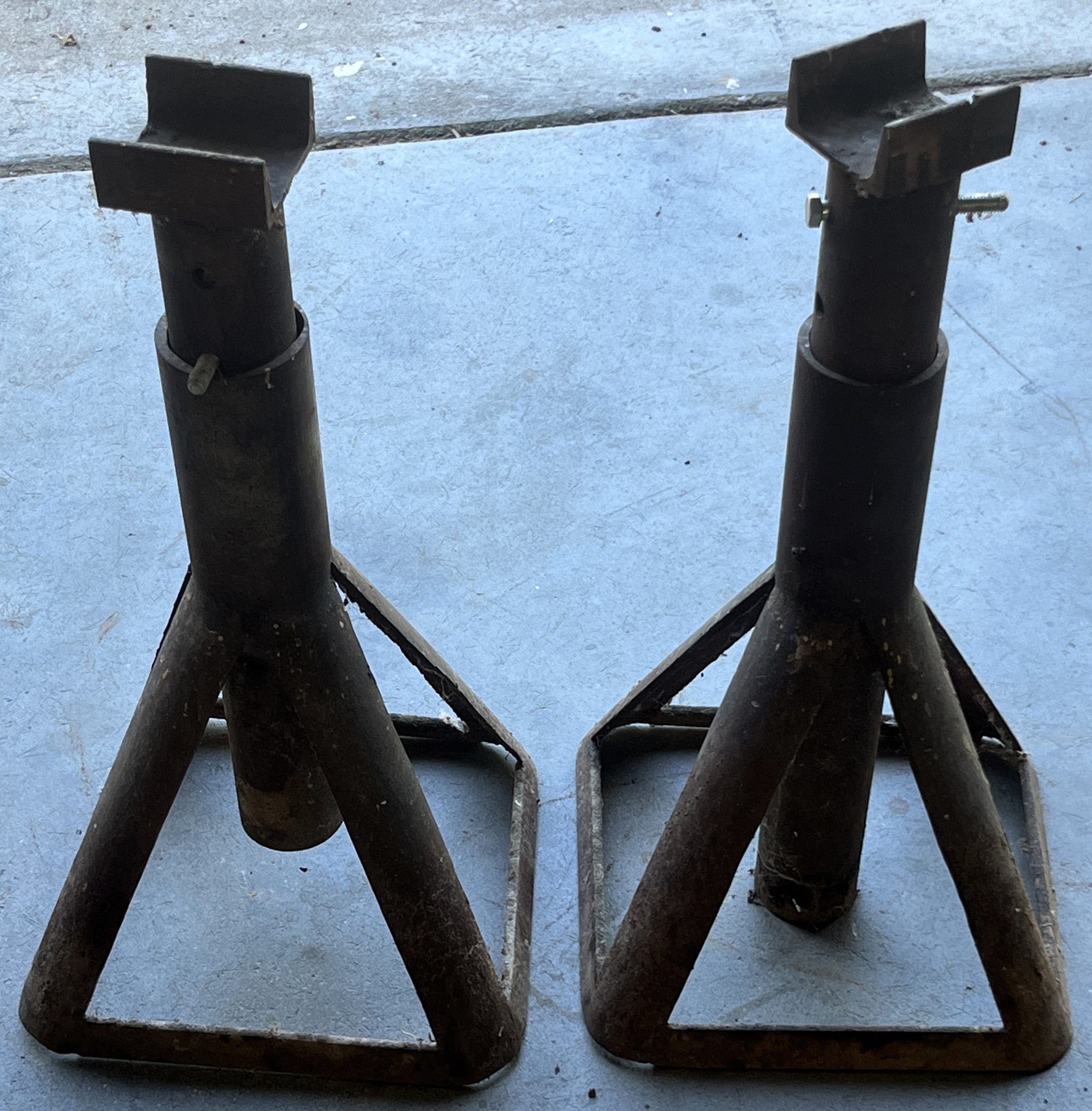 2 Vintage Jack Stands - (SA2) #34338 | Auctionninja.com