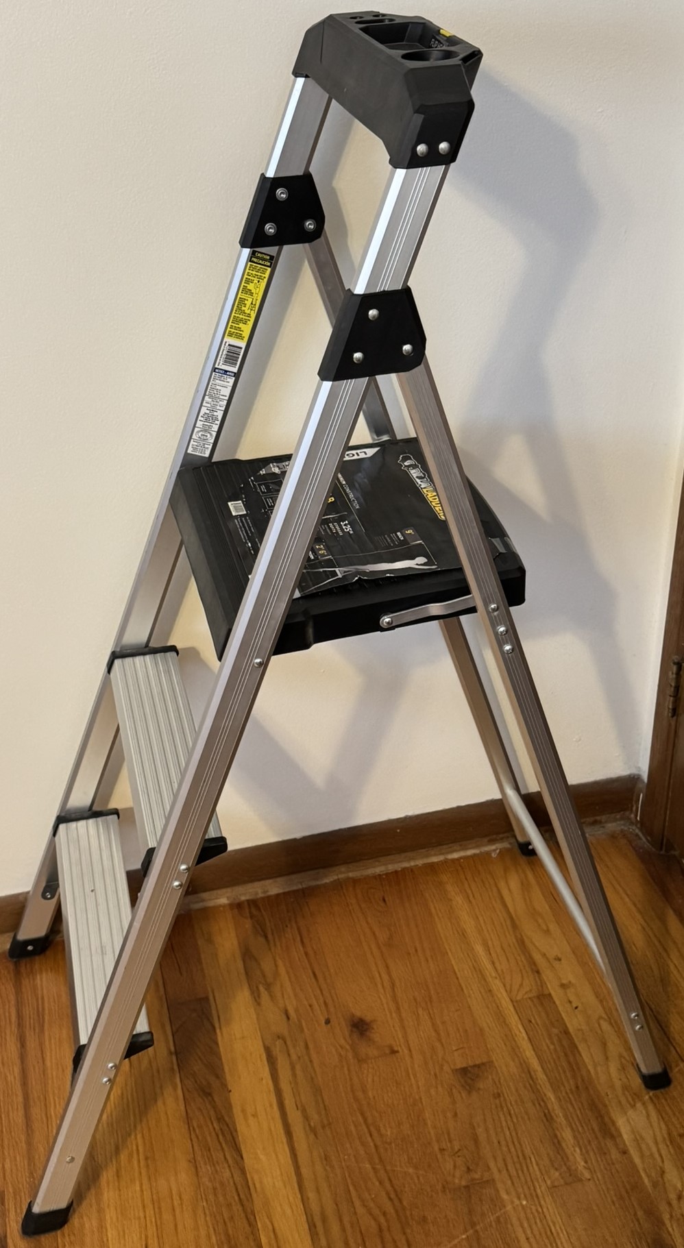 Gorilla Ladder Aluminum 4 Foot Step Ladder - (B2) #40340 | Auctionninja.com