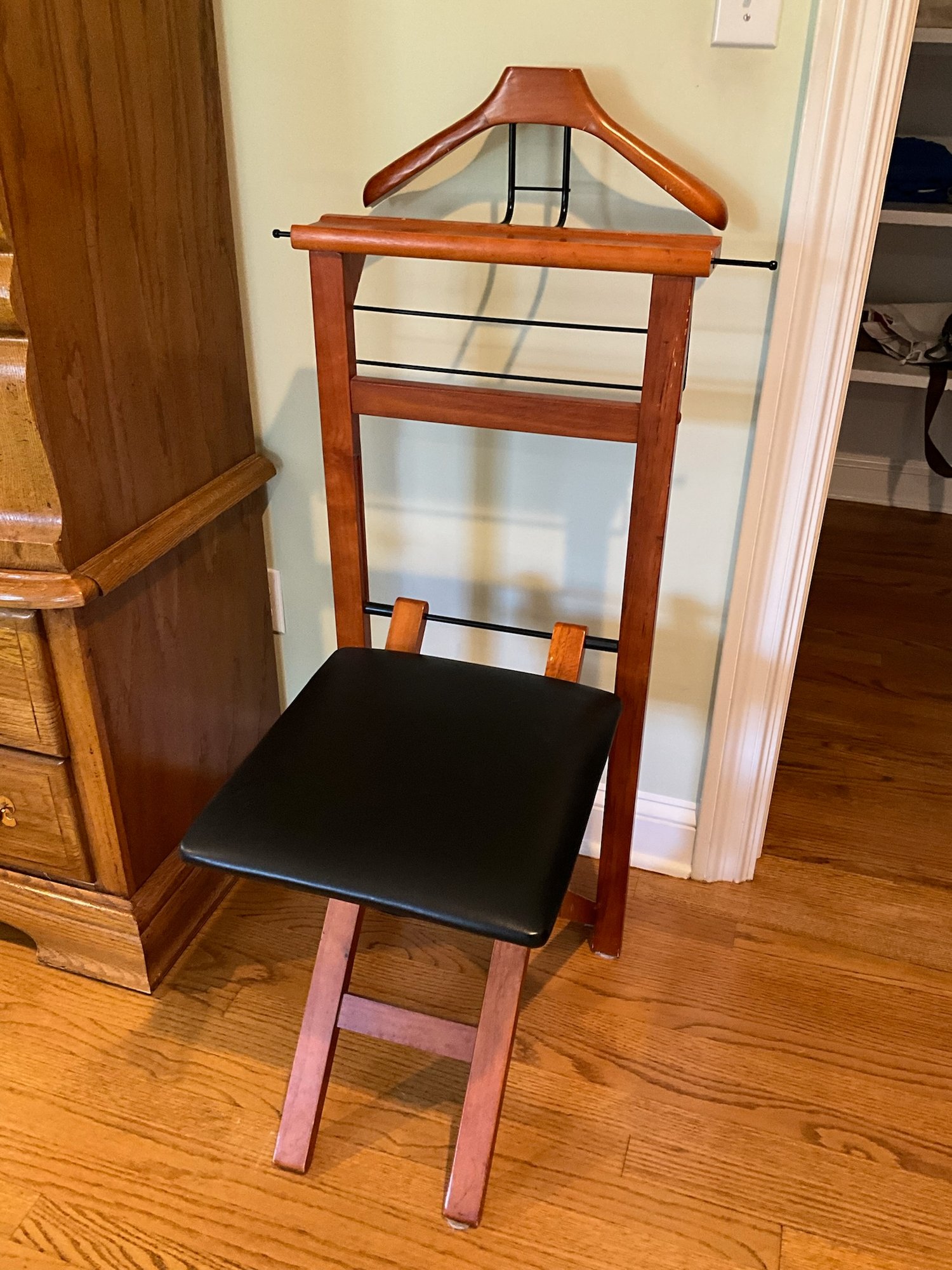90s Gentlemens Folding Valet Stand With Seat #28445 | Auctionninja.com
