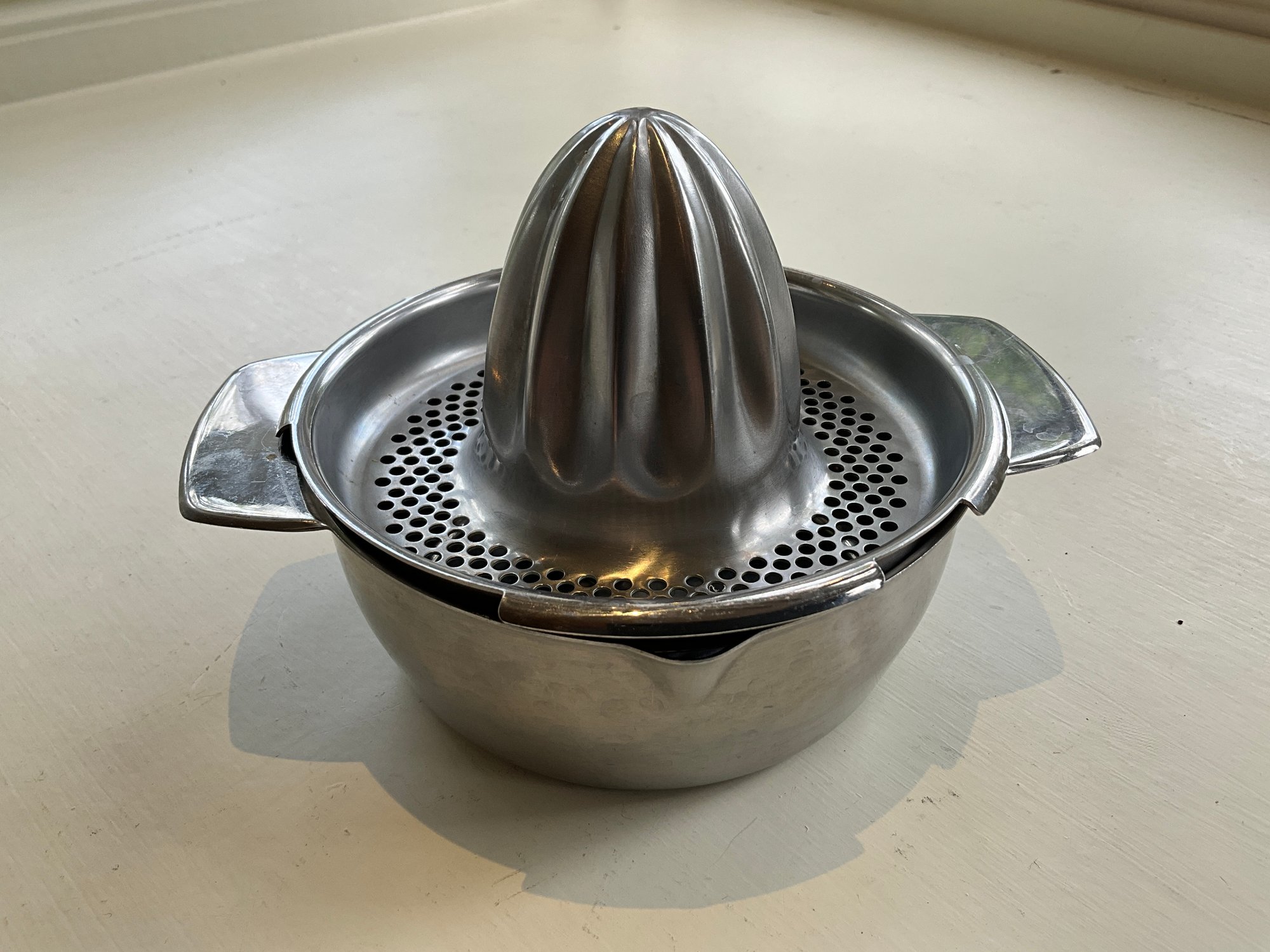 Piazza Stainless Citrus Juicer #29596 | Auctionninja.com