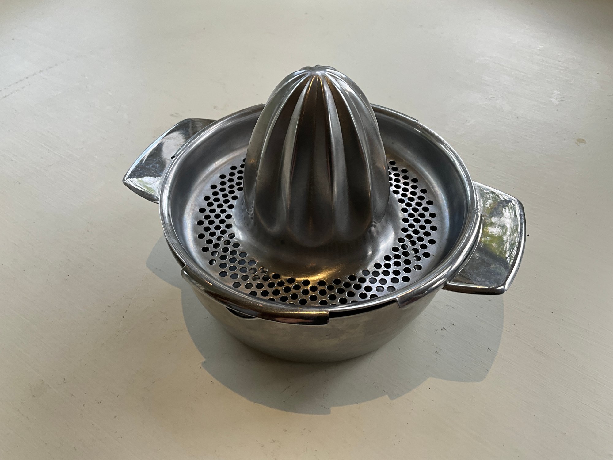 Piazza Stainless Citrus Juicer #29596 | Auctionninja.com