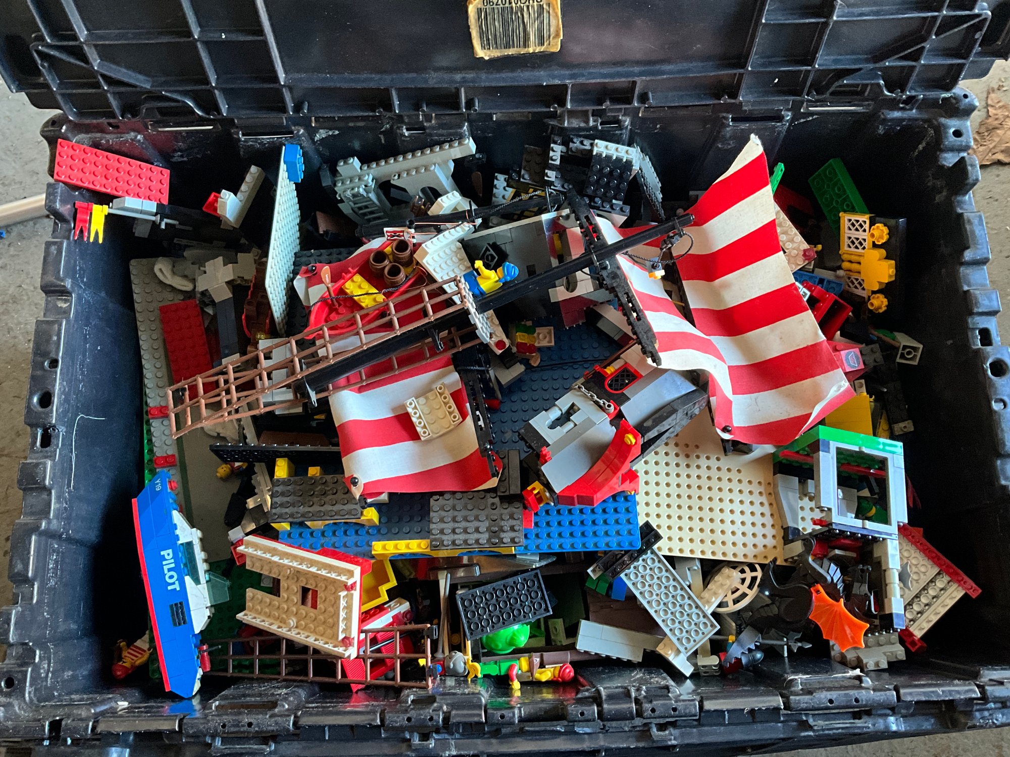 Grouping Of Miscellaneous Lego Pieces #31341 | Auctionninja.com
