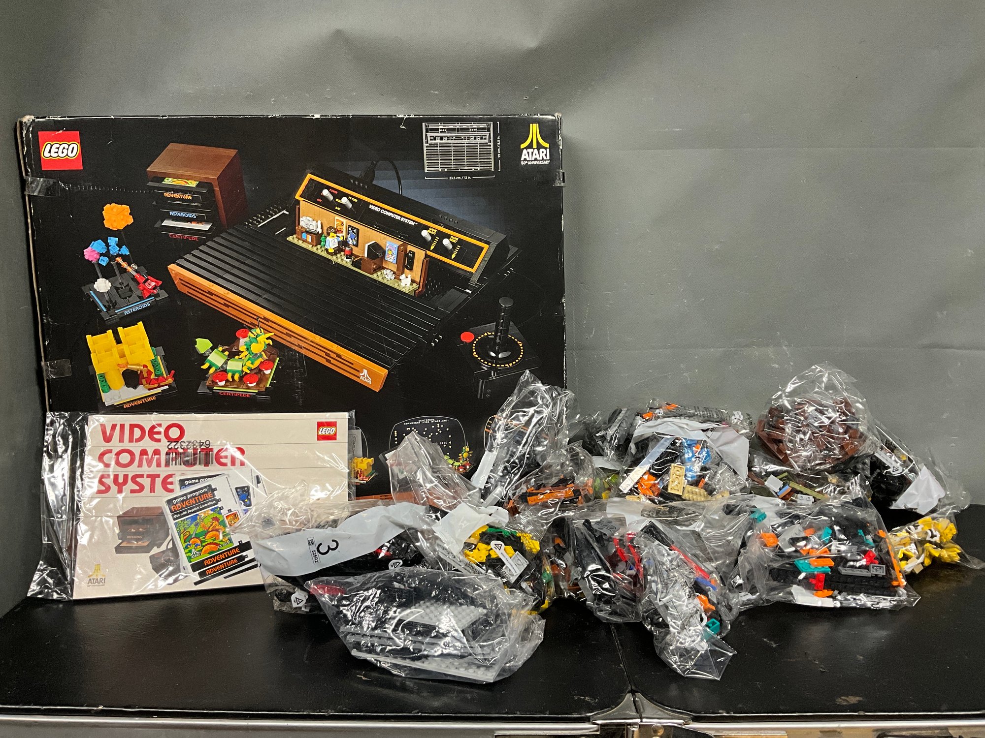 Atari Video Computer System LEGO Kit - NEW #31528 | Auctionninja.com