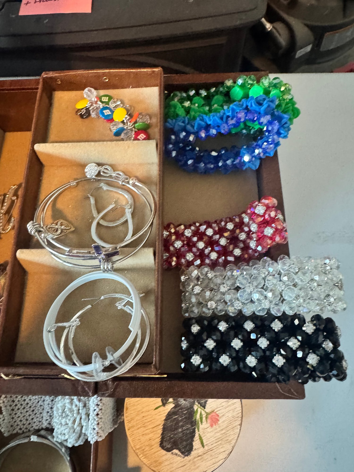 Jewelry Box, Vintage Pins, Watches Costume Jewelry #4676 | Auctionninja.com
