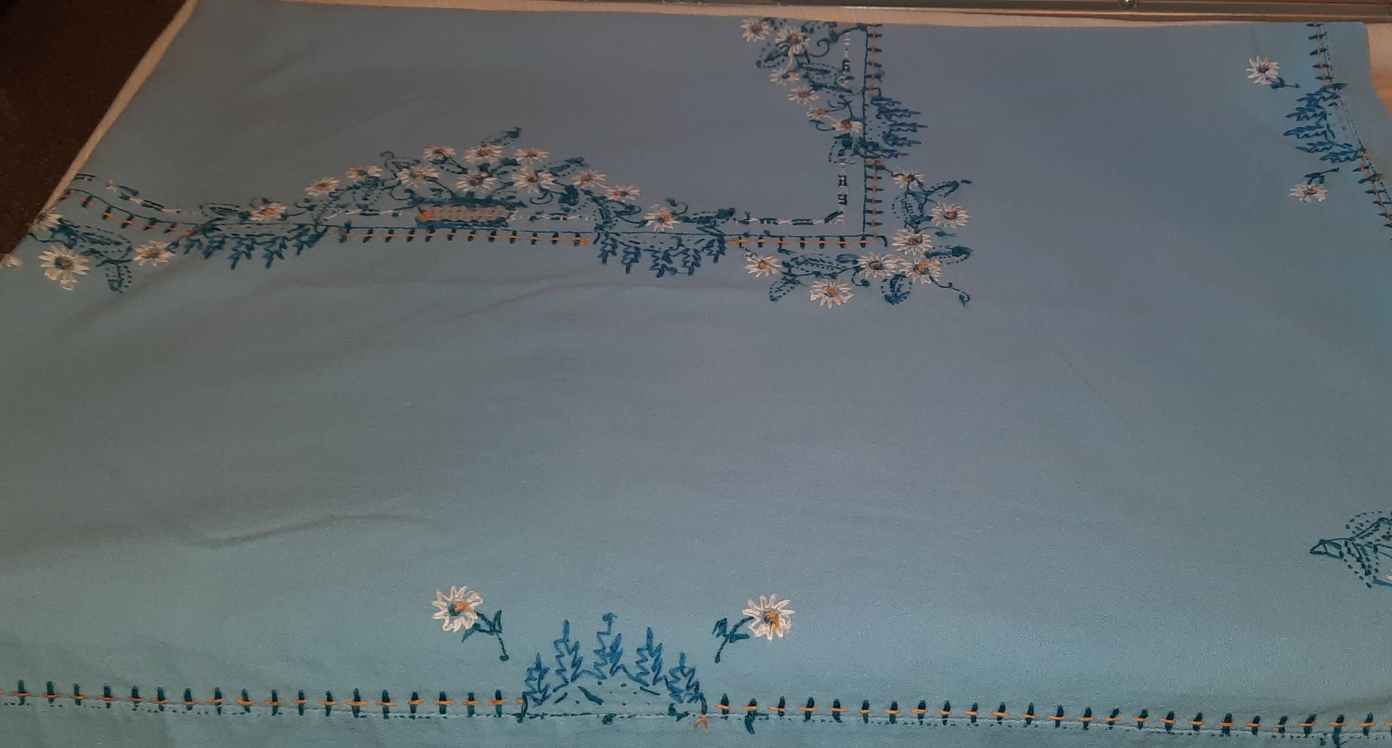 Blue Embroidered Daisy Tablecloth #5016 | Auctionninja.com