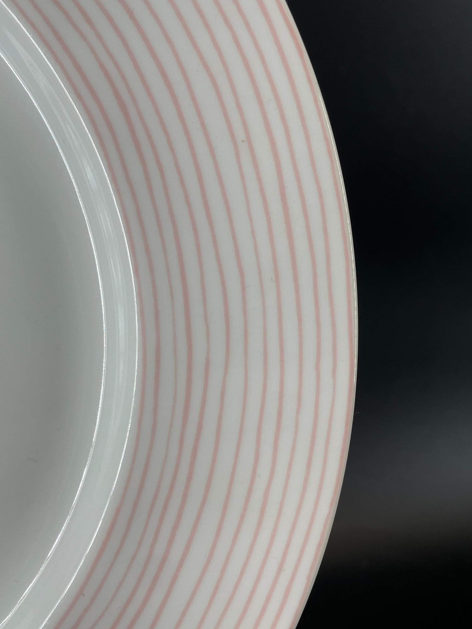 Fitz & Floyd "les Bands Pink" Dinner Plate Lot #159387 | Auctionninja.com